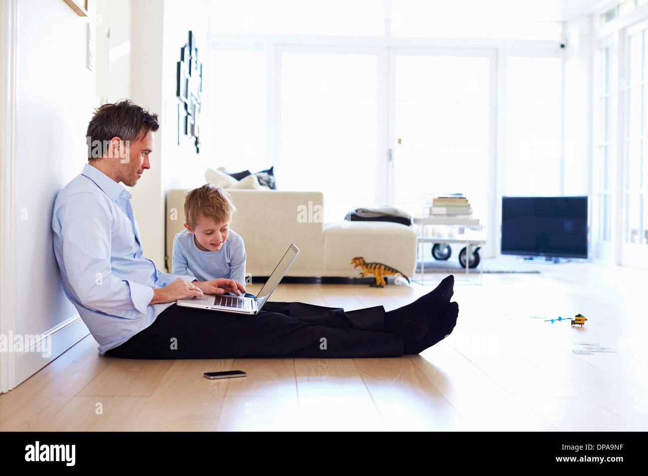 Man sitting on floor using laptop hi-res stock photography and images ...