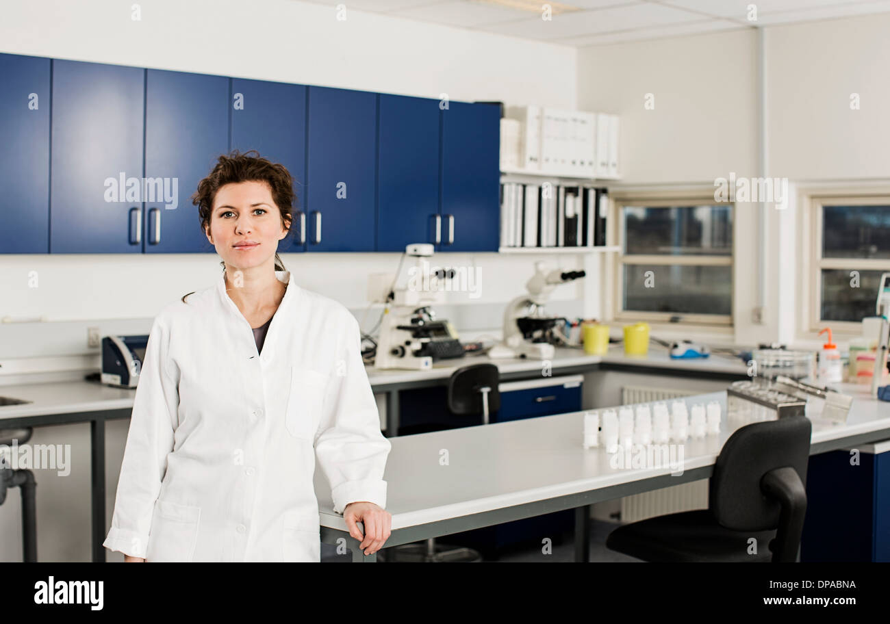 Female scientist laboratory hi-res stock photography and images - Alamy