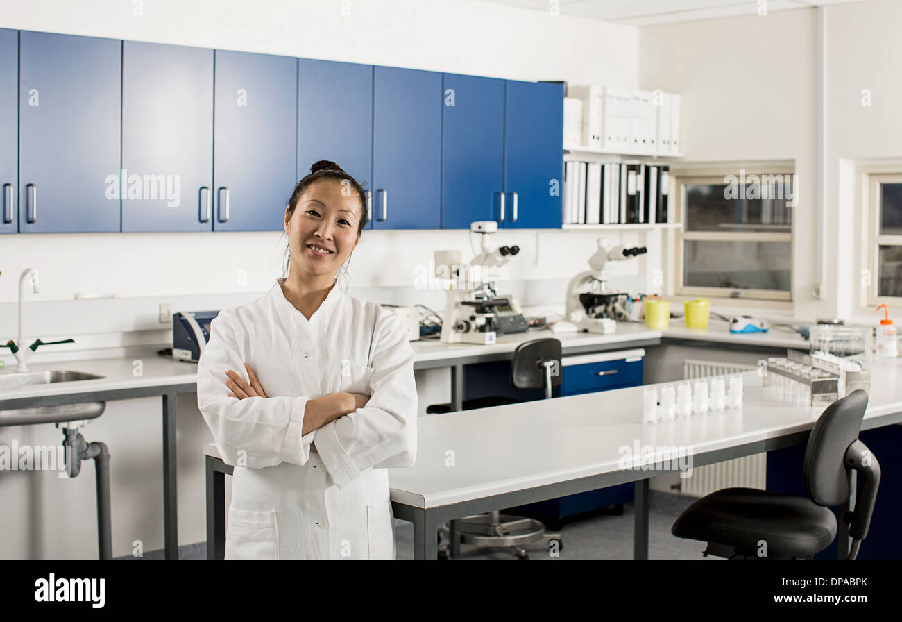 Asian female scientist hi-res stock photography and images - Alamy