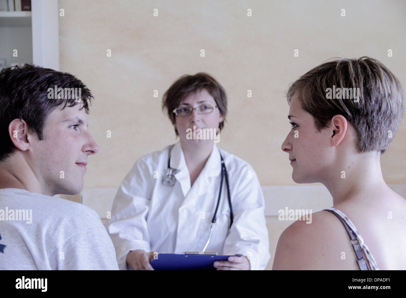 Doctor couple hi-res stock photography and images - Alamy