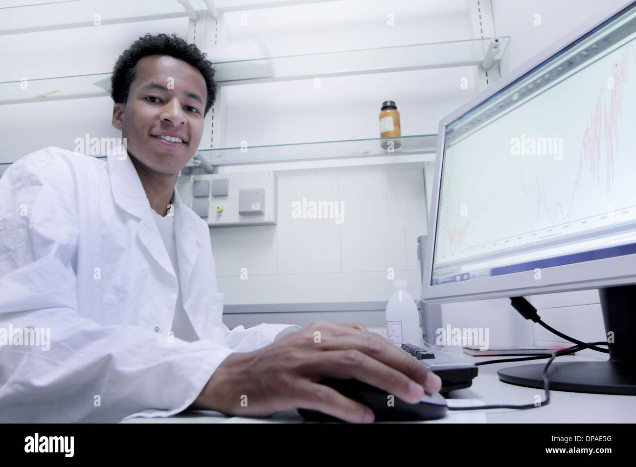 Wearing lab coat hi-res stock photography and images - Alamy