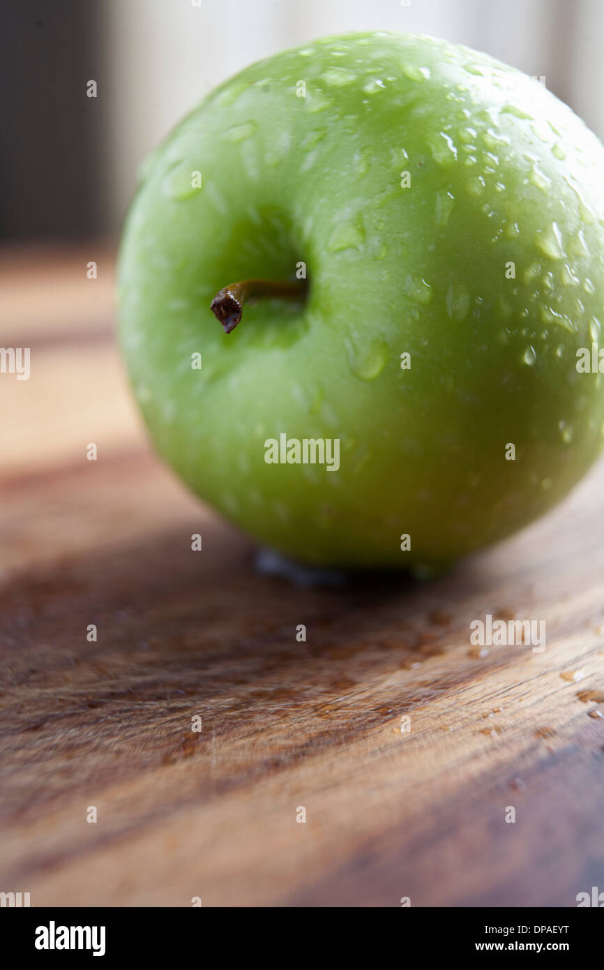 Fresh green apple Stock Photo - Alamy