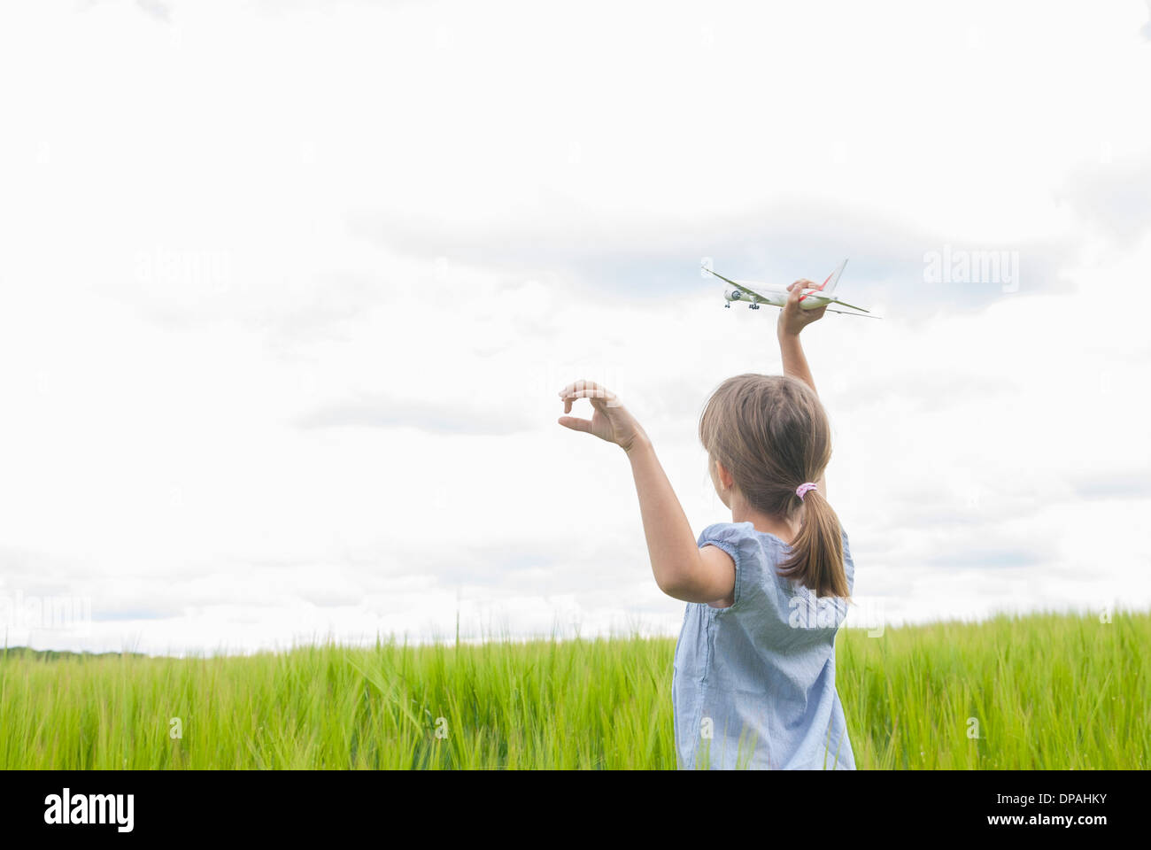 Child in field cloud hi-res stock photography and images - Alamy