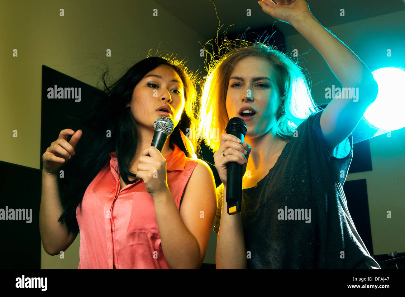 Singing hi-res stock photography and images - Alamy