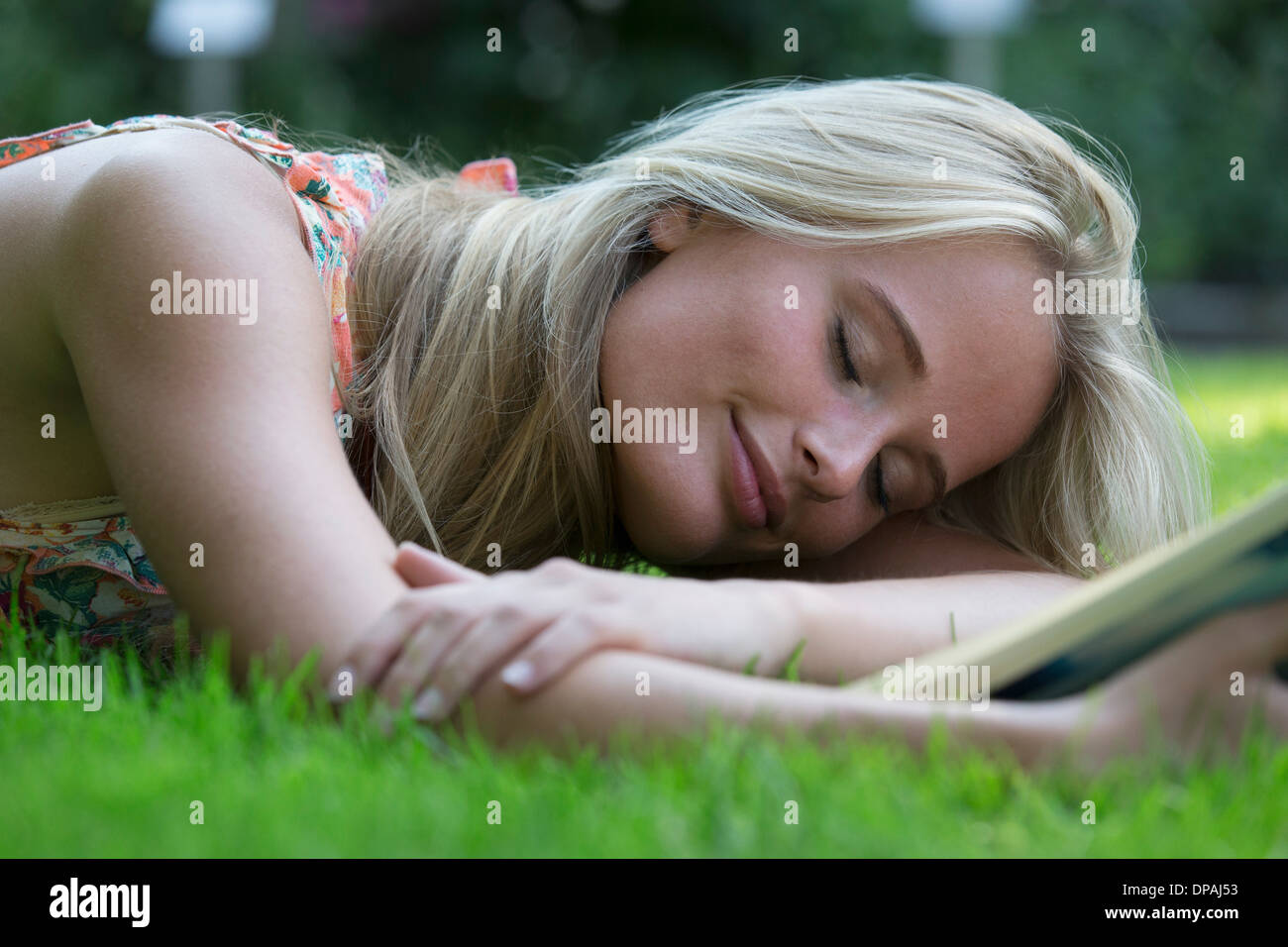 Woman book hand hi-res stock photography and images - Alamy
