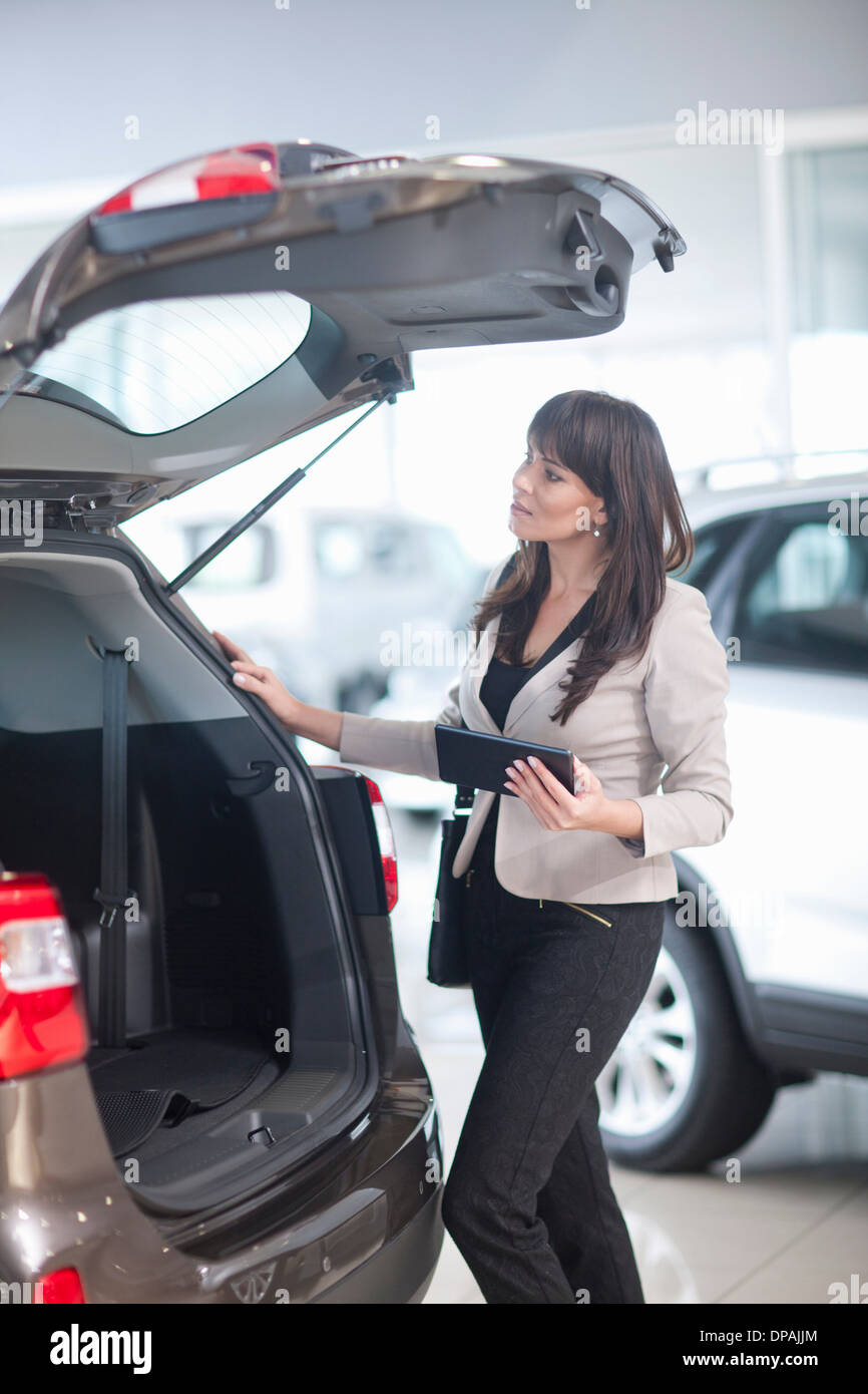 Woman looking in car boot hi-res stock photography and images - Alamy