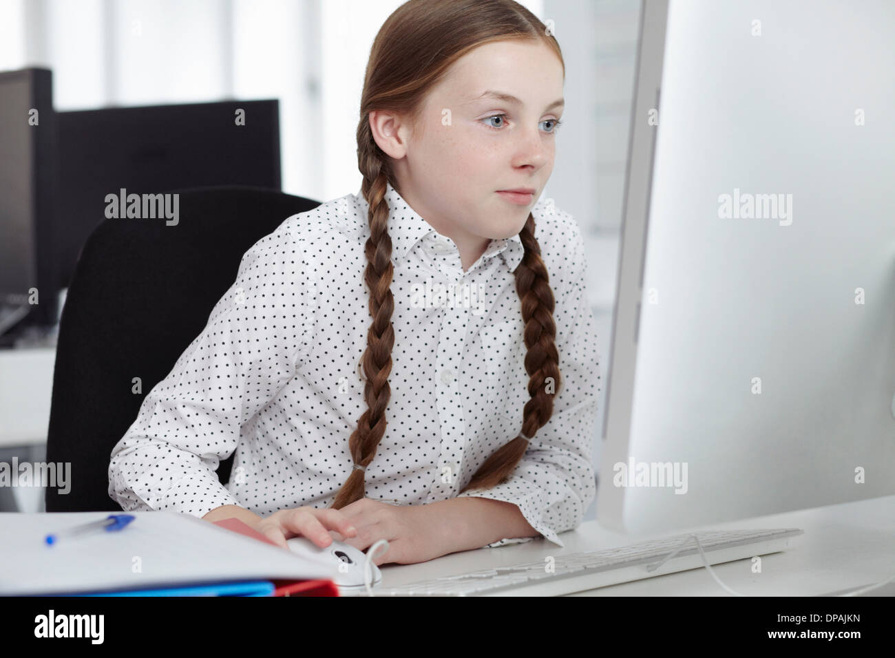 Girl in office using computer hi-res stock photography and images - Alamy