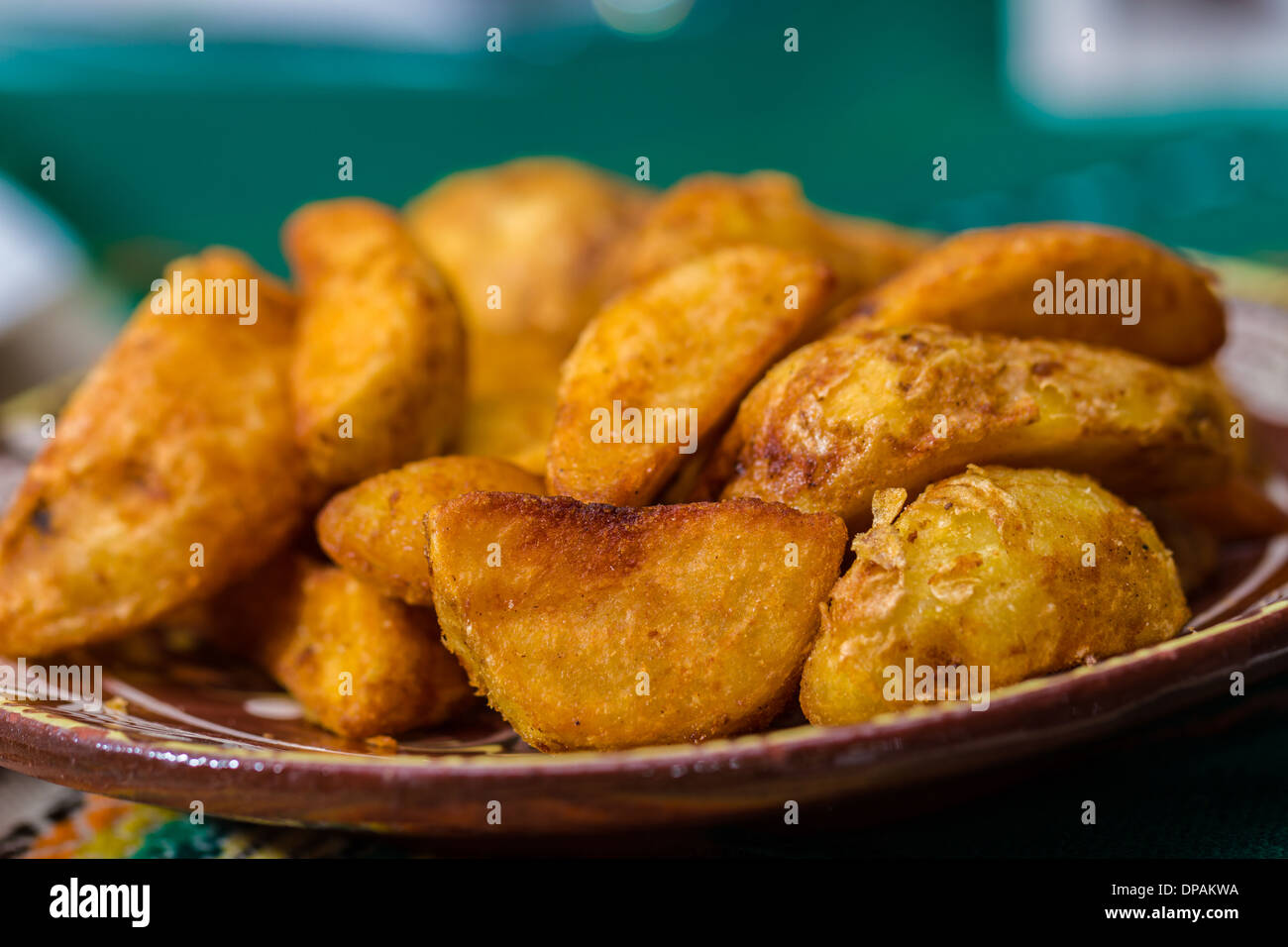 Fresh baked potatoes in clay plate Stock Photo - Alamy