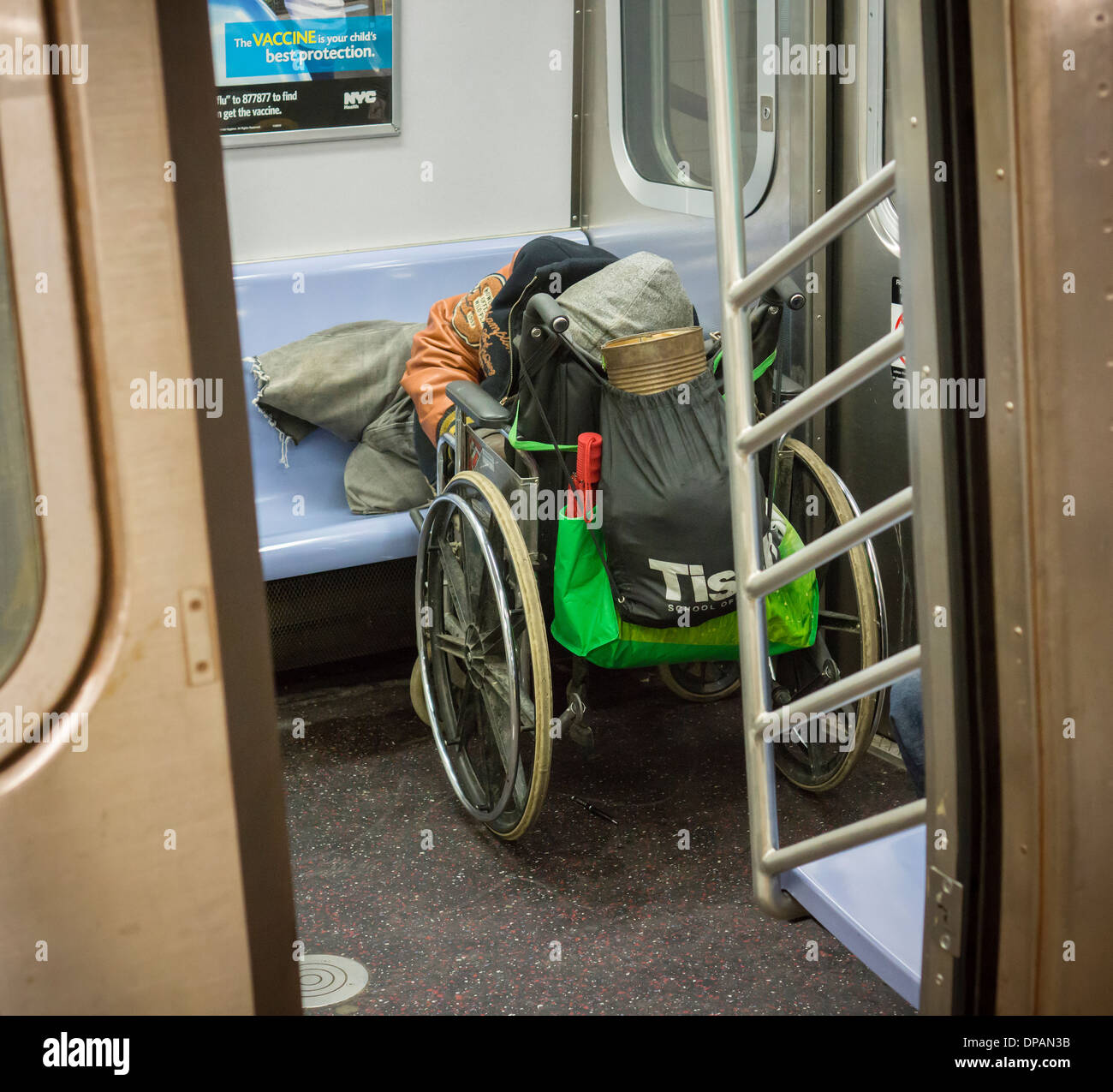 Homeless winter new york city hi-res stock photography and images - Alamy