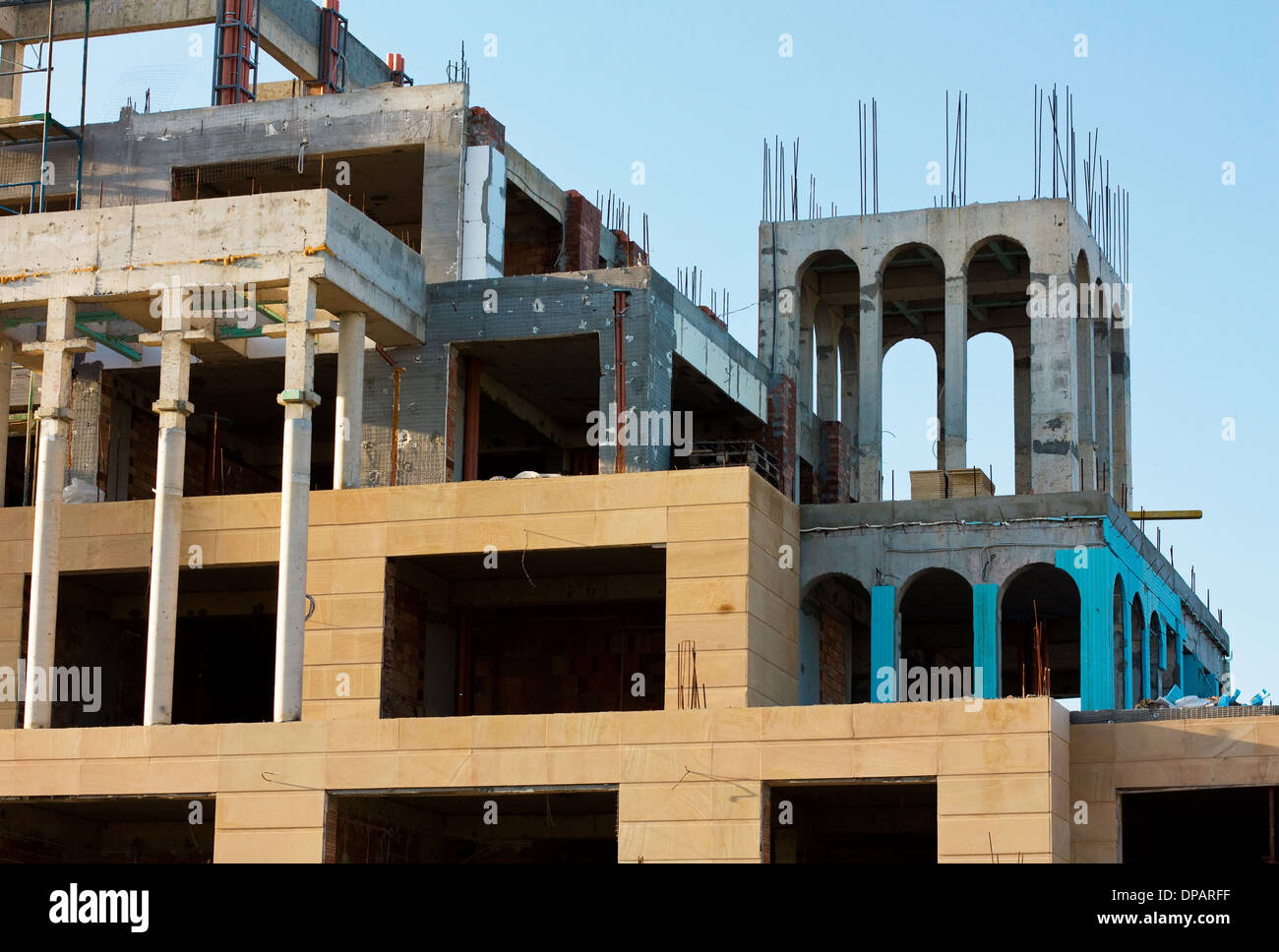 Construction site. Unfinished building Stock Photo - Alamy