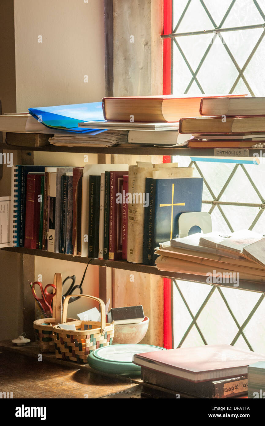 Books window hi-res stock photography and images - Alamy