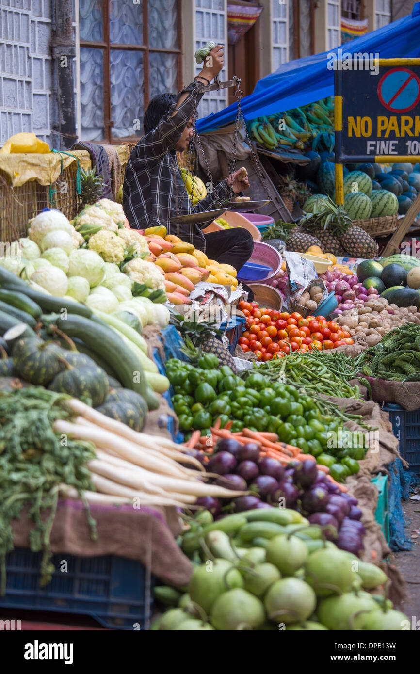 Vegetable weighing hi-res stock photography and images - Alamy