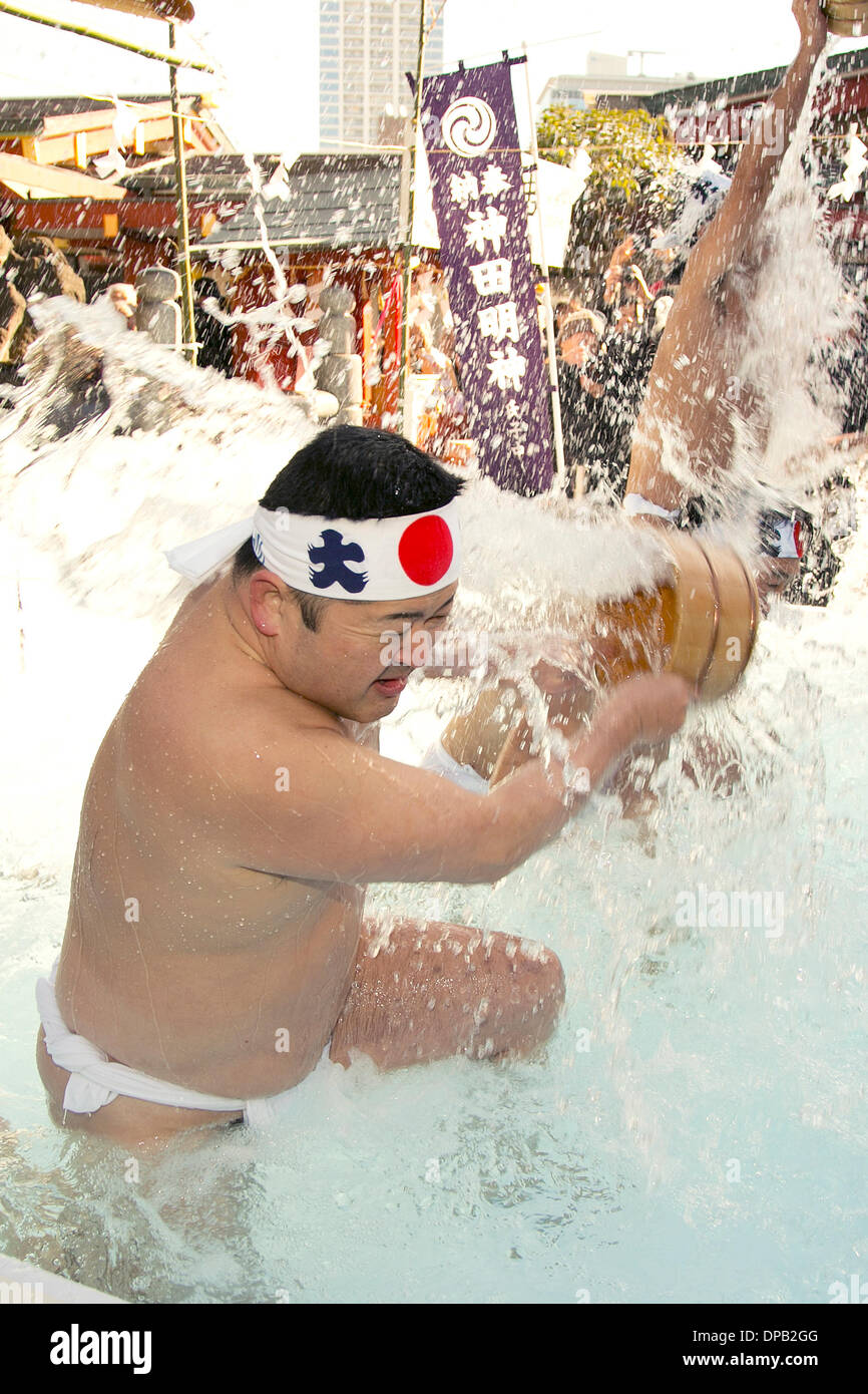 Tokyo, Japan. 11th Jan, 2014. Participants pour themselves cold water ...