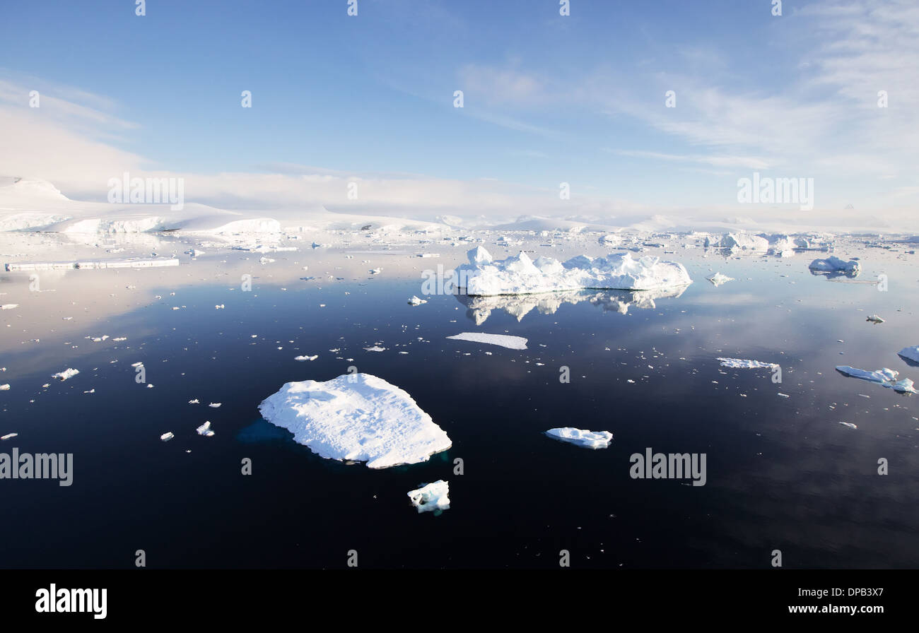 Icebergs landscape hi-res stock photography and images - Alamy