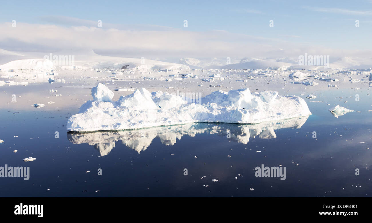 Icebergs landscape hi-res stock photography and images - Alamy