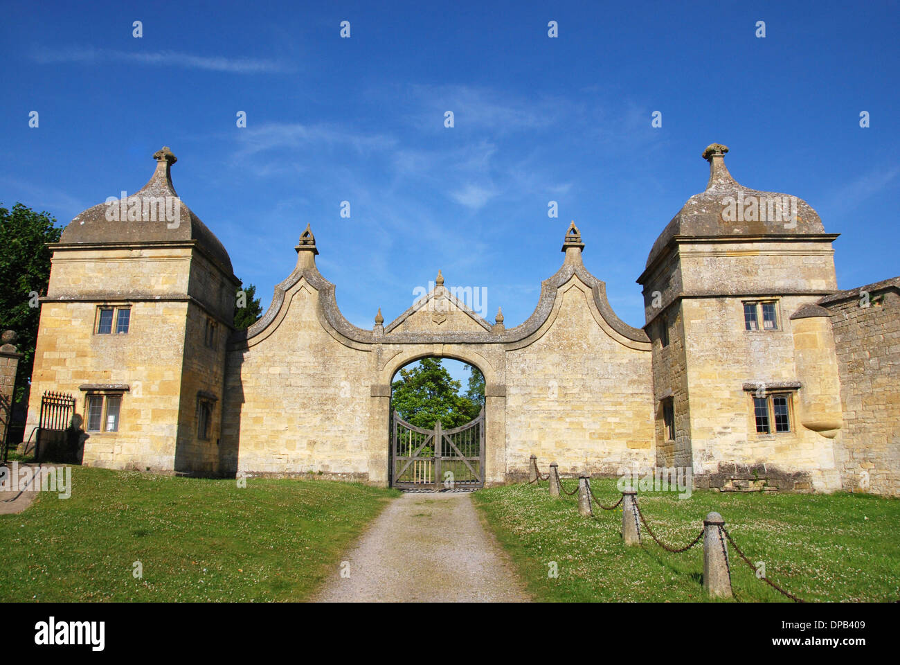 English mansion house gates hi-res stock photography and images - Alamy