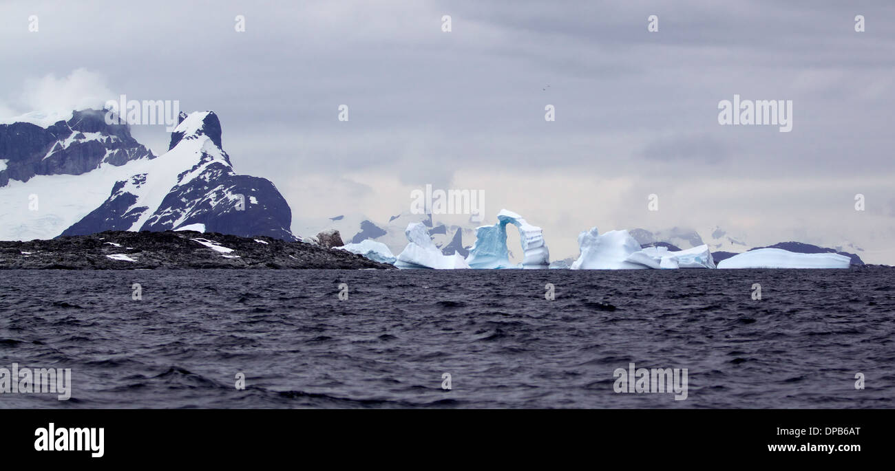 Arch shaped iceberg hi-res stock photography and images - Alamy