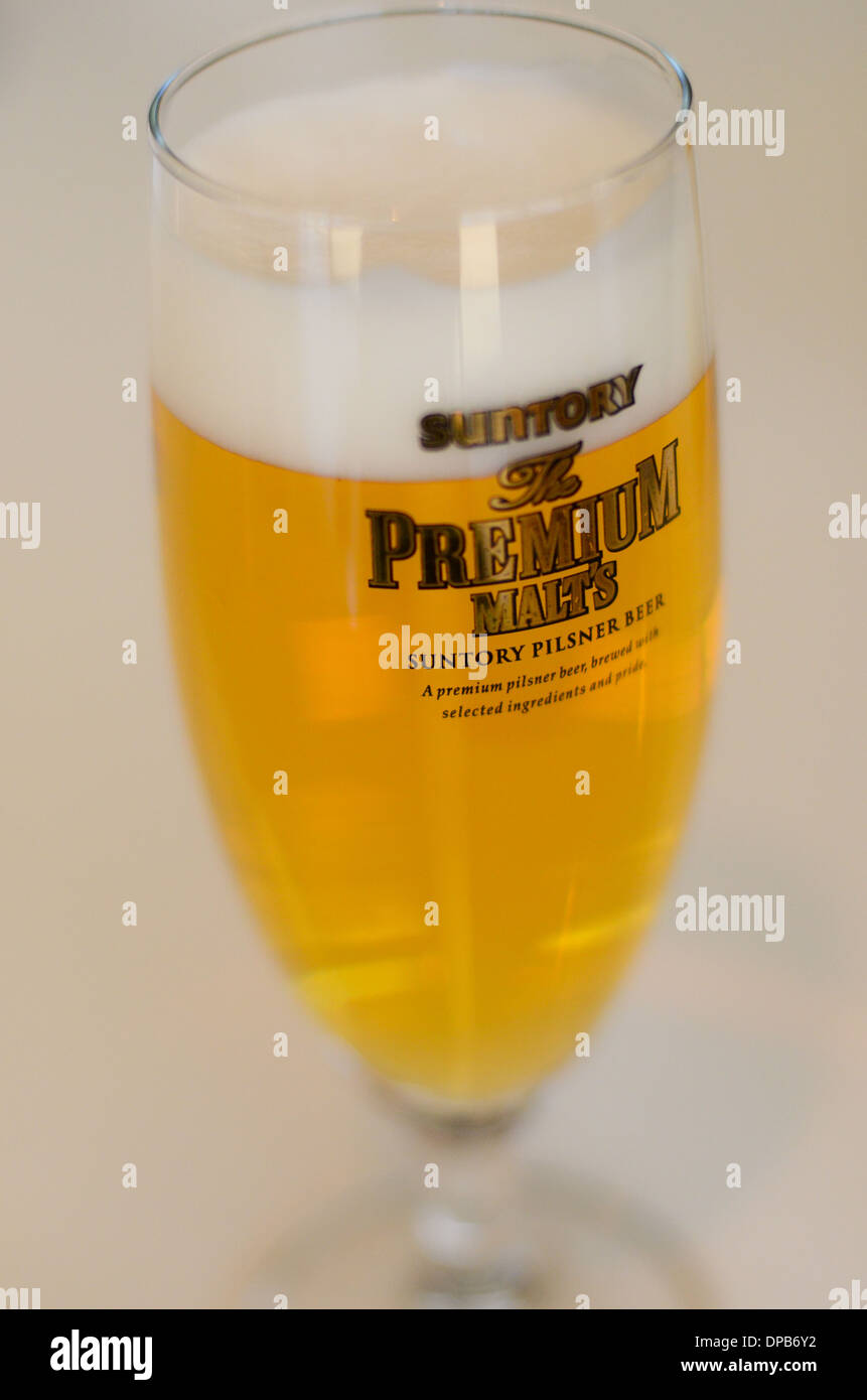 A glass of Suntory beer Stock Photo - Alamy