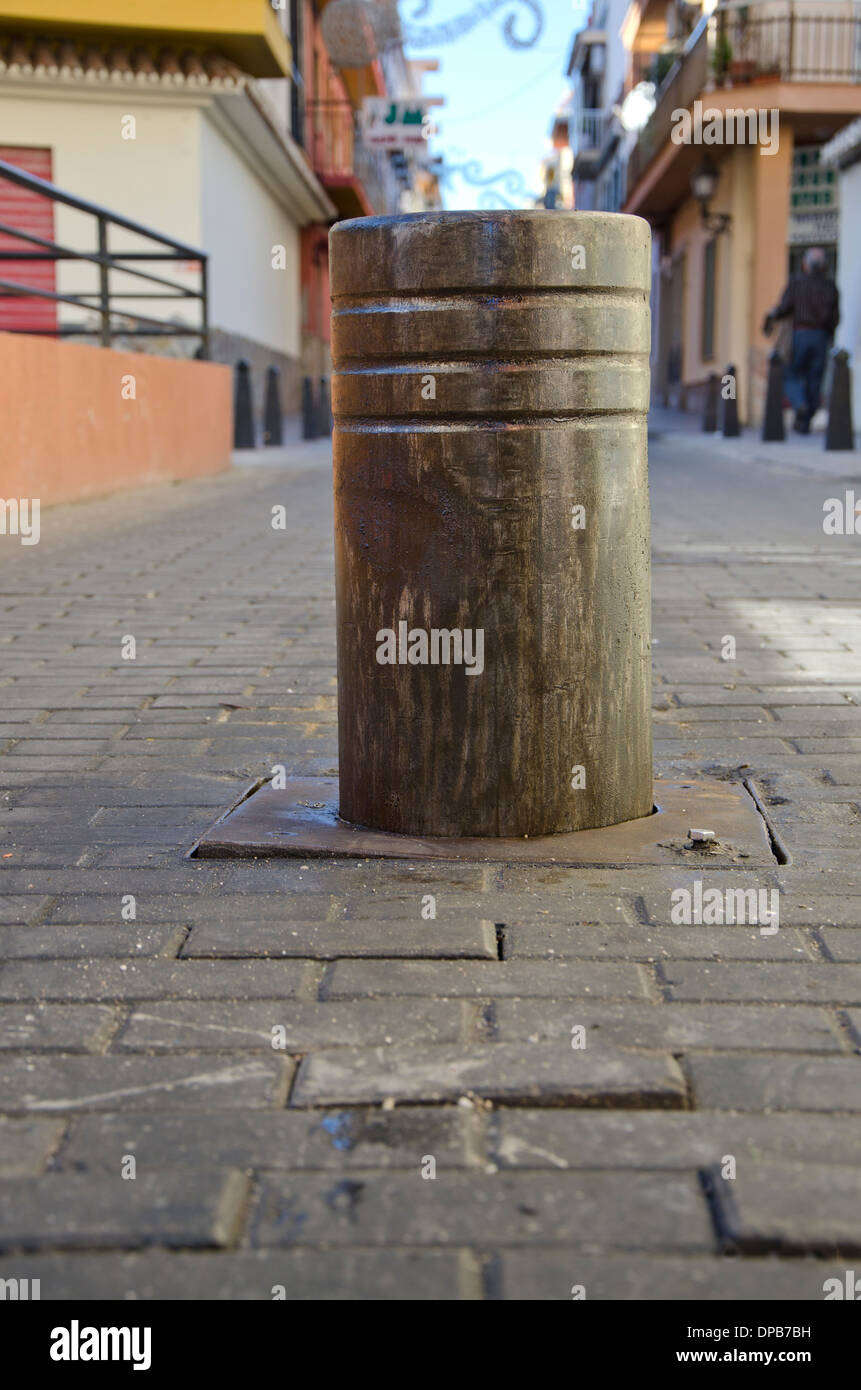 Rising bollard which can be retracted into the roadway to allow traffic ...