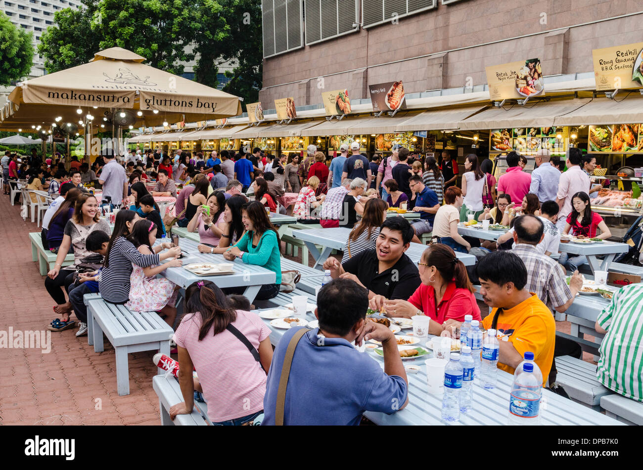 Crowded tables of Singaporeans eating at Makansutra Gluttons Bay hawker ...