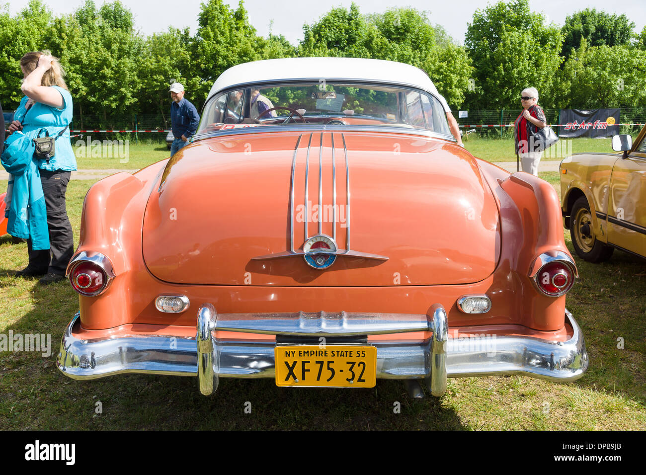 Two-door coupe Pontiac Star Chief, First generation (1954), Rear View ...