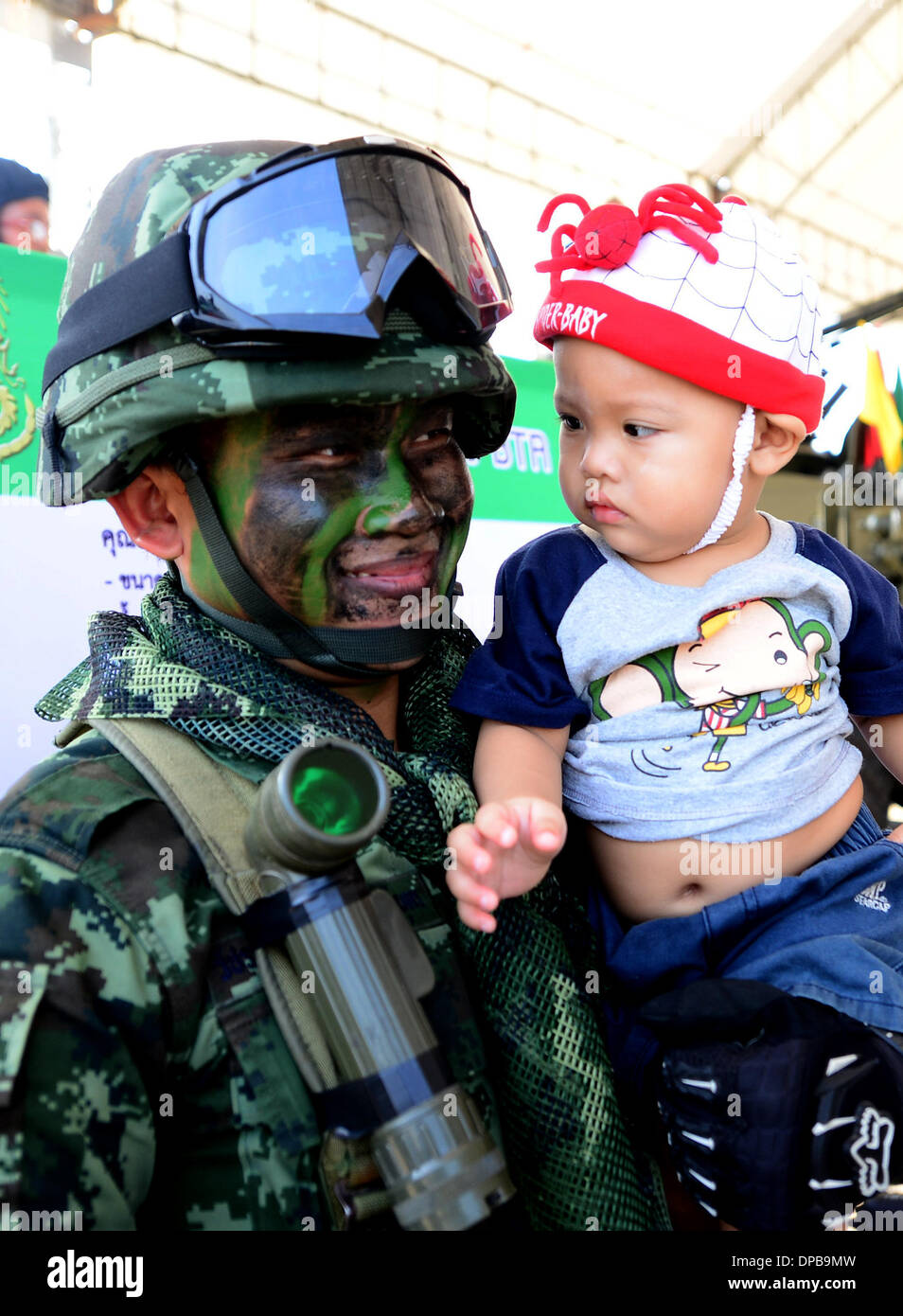 Thai child soldier hi-res stock photography and images - Alamy