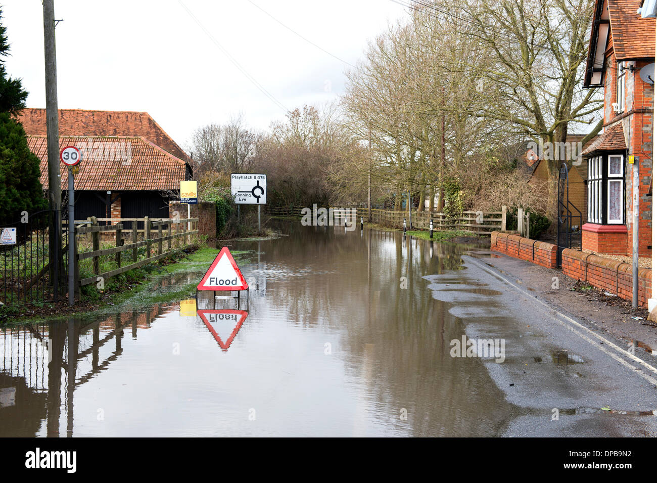 River Thames in flood at Sonning, Berkshire Stock Photo - Alamy