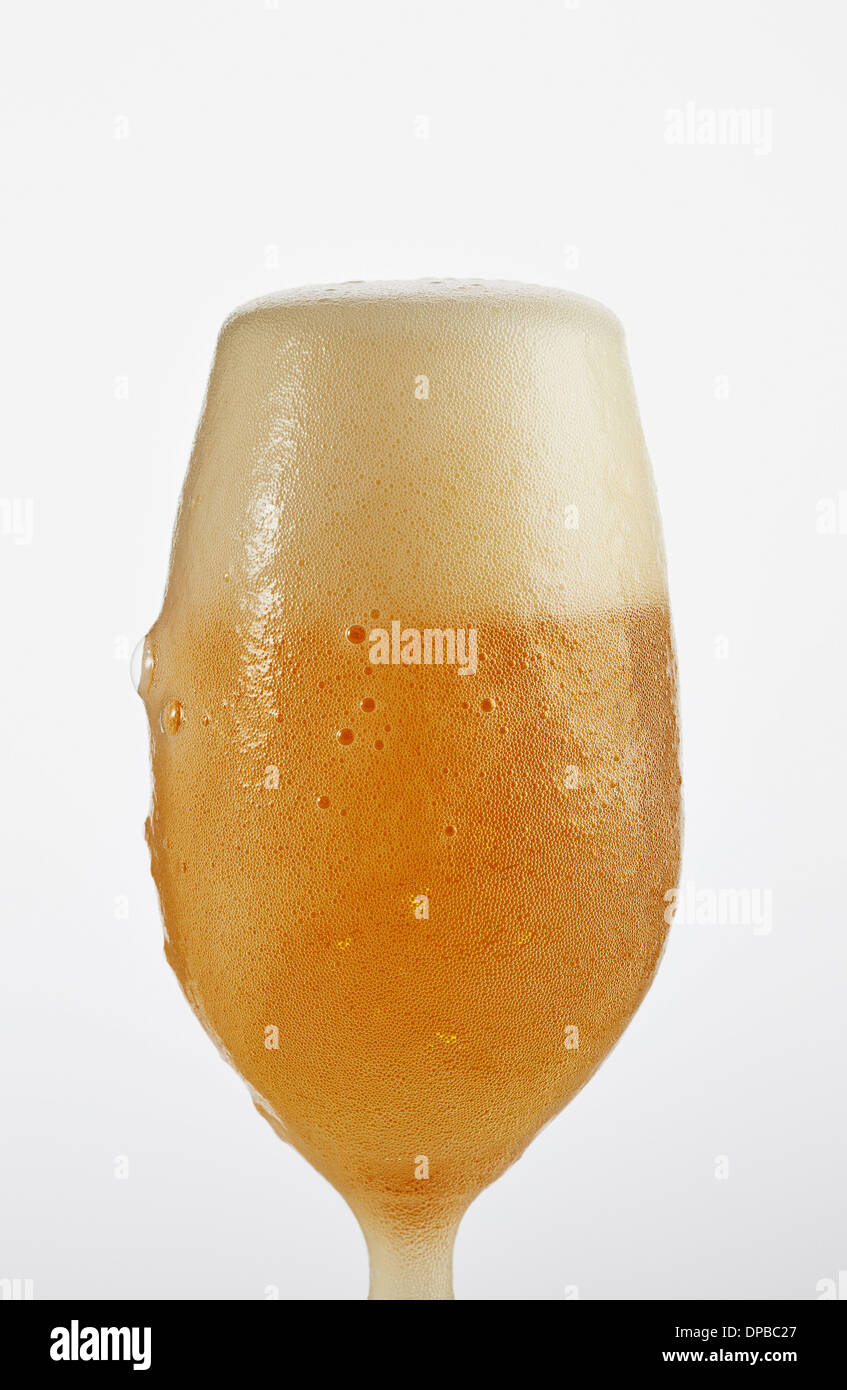 Overflowing beer glass hi-res stock photography and images - Alamy