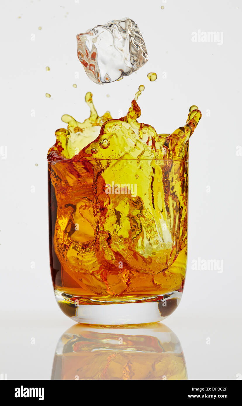 Ice cube falling whiskey glass hi-res stock photography and images - Alamy
