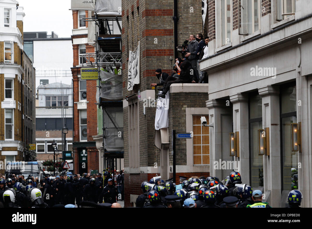 Metropolitan Police surround a building with G8 protesters at Beck ...