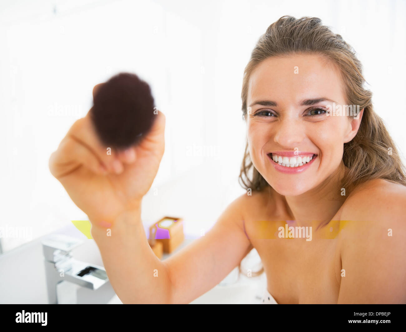 Woman happy cosmetics brush hi-res stock photography and images - Alamy