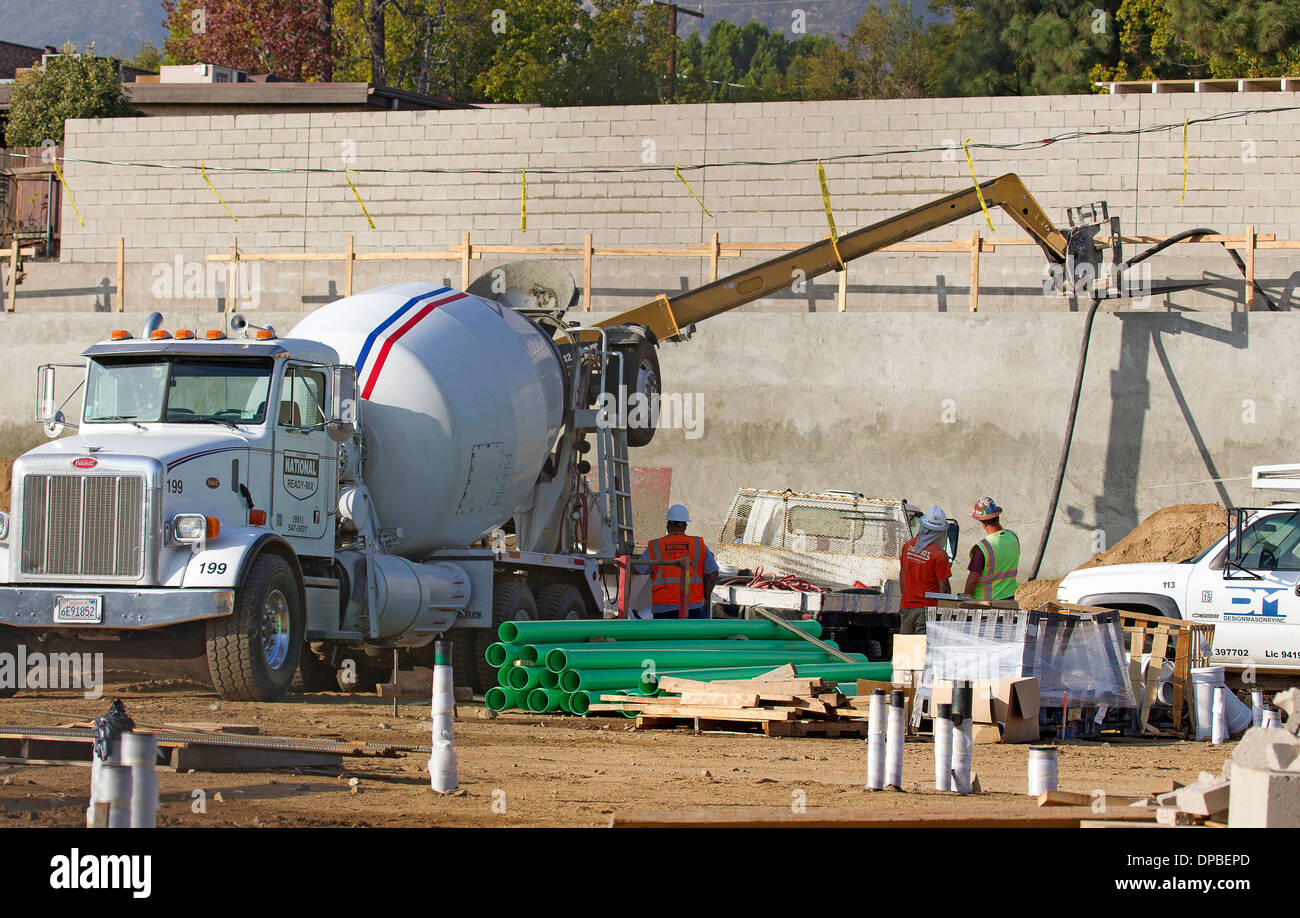 Concrete workers hi-res stock photography and images - Alamy