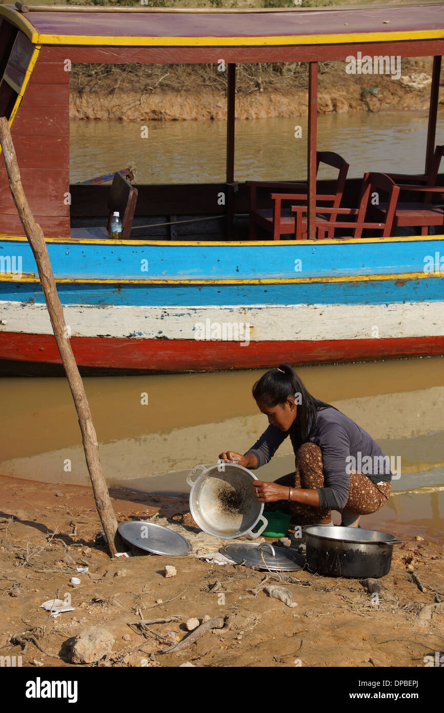 Washing utensils hi-res stock photography and images - Alamy