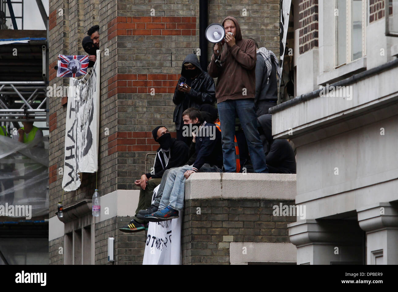Metropolitan Police surround a building with G8 protesters at Beck ...