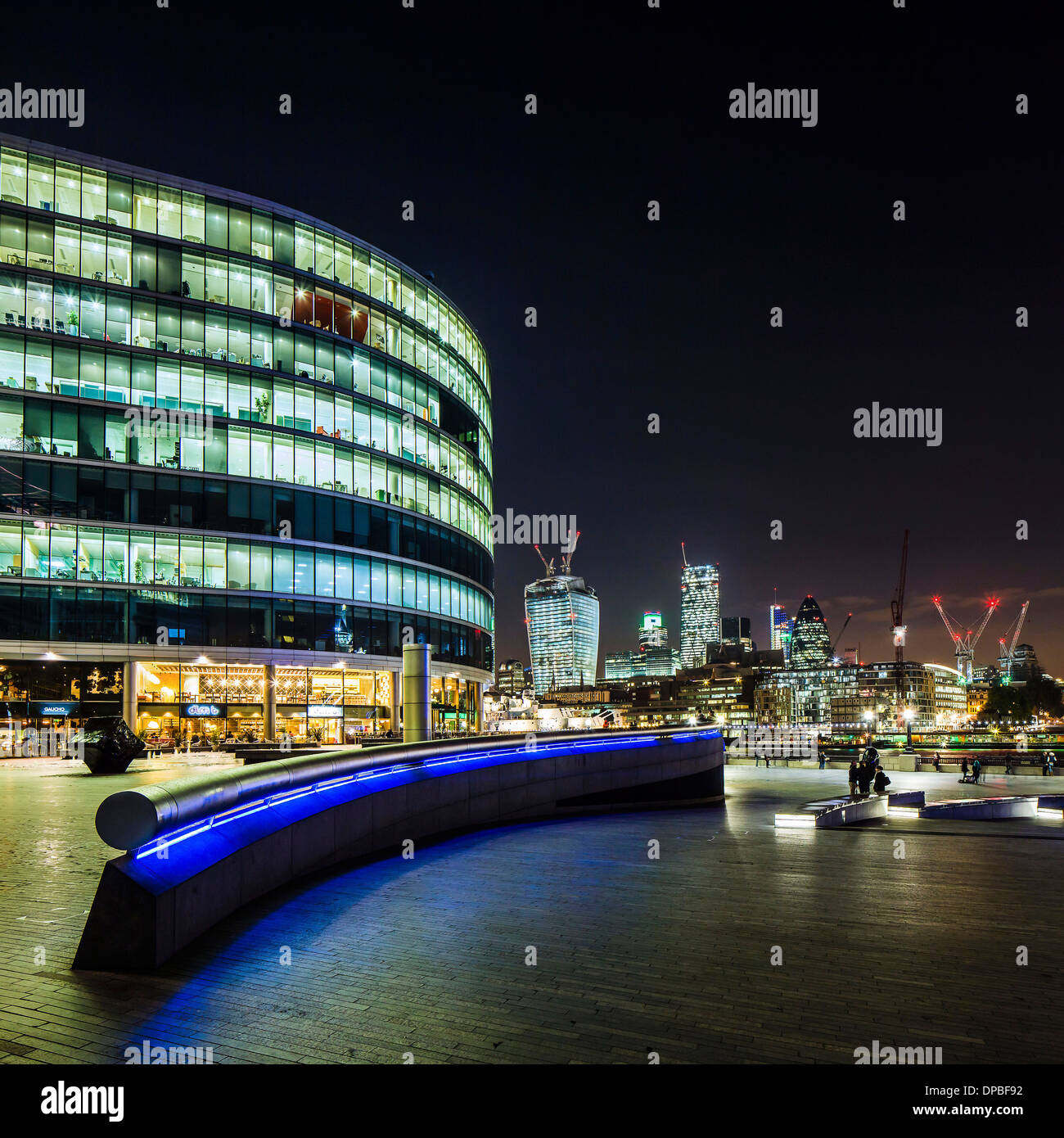 UK, London, view to city hall and the illuminated skyscrapers The Pint ...
