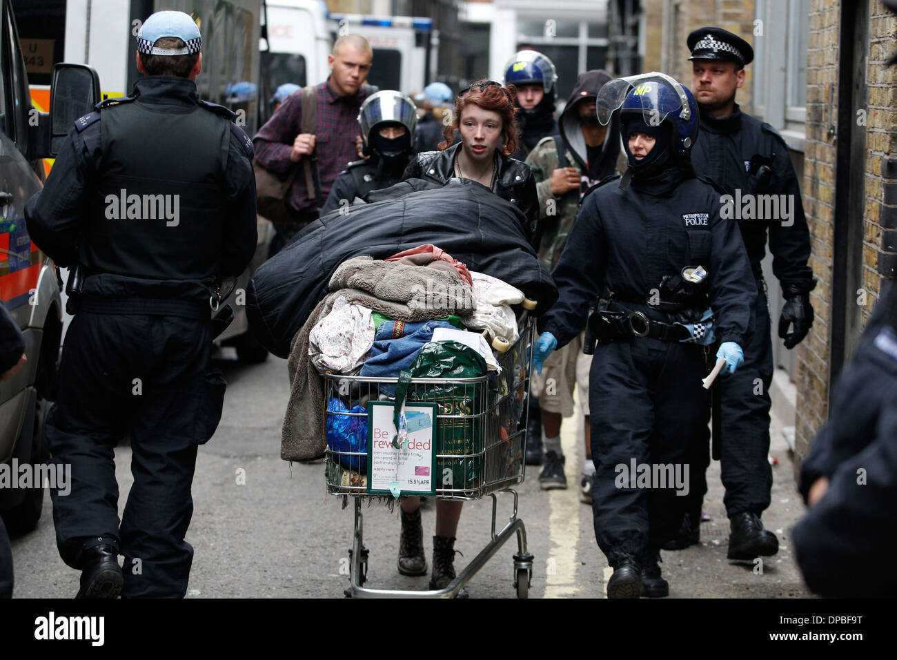 Metropolitan Police surround a building with G8 protesters at Beck ...
