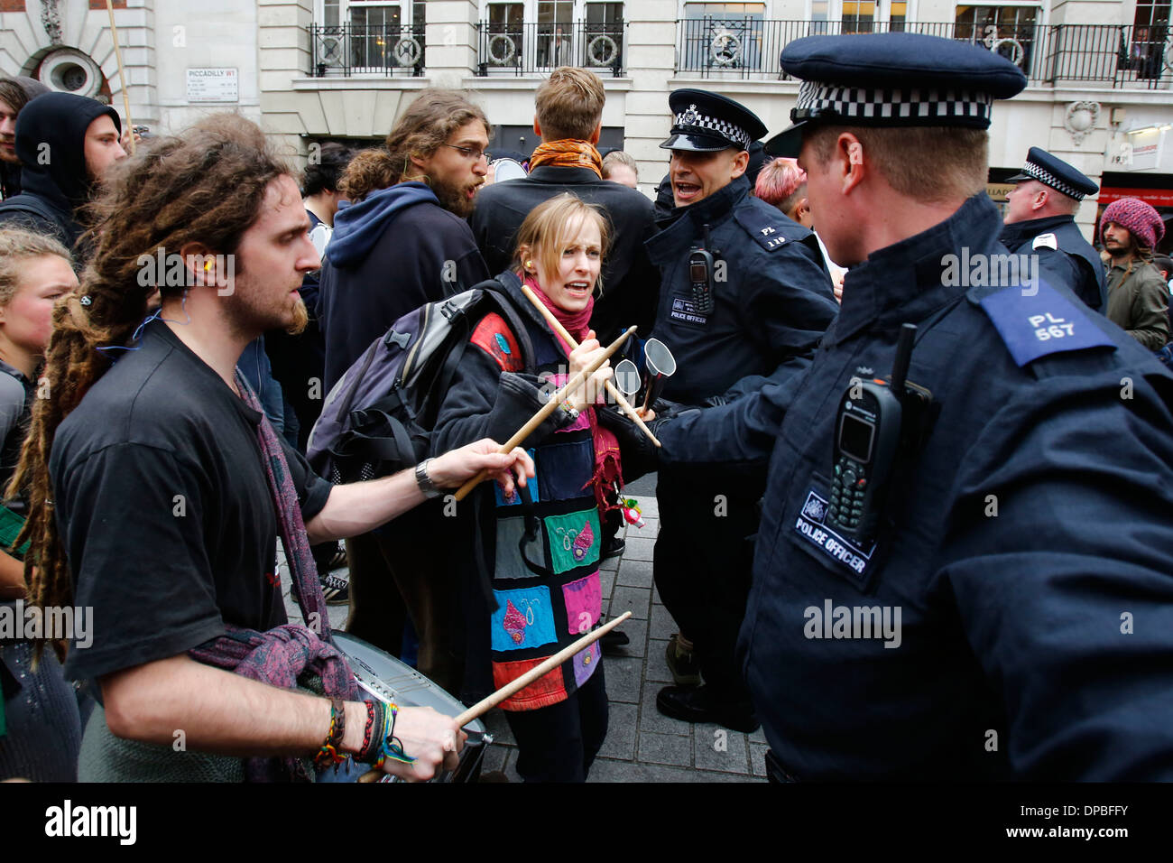 Metropolitan police in riot gear hi-res stock photography and images ...