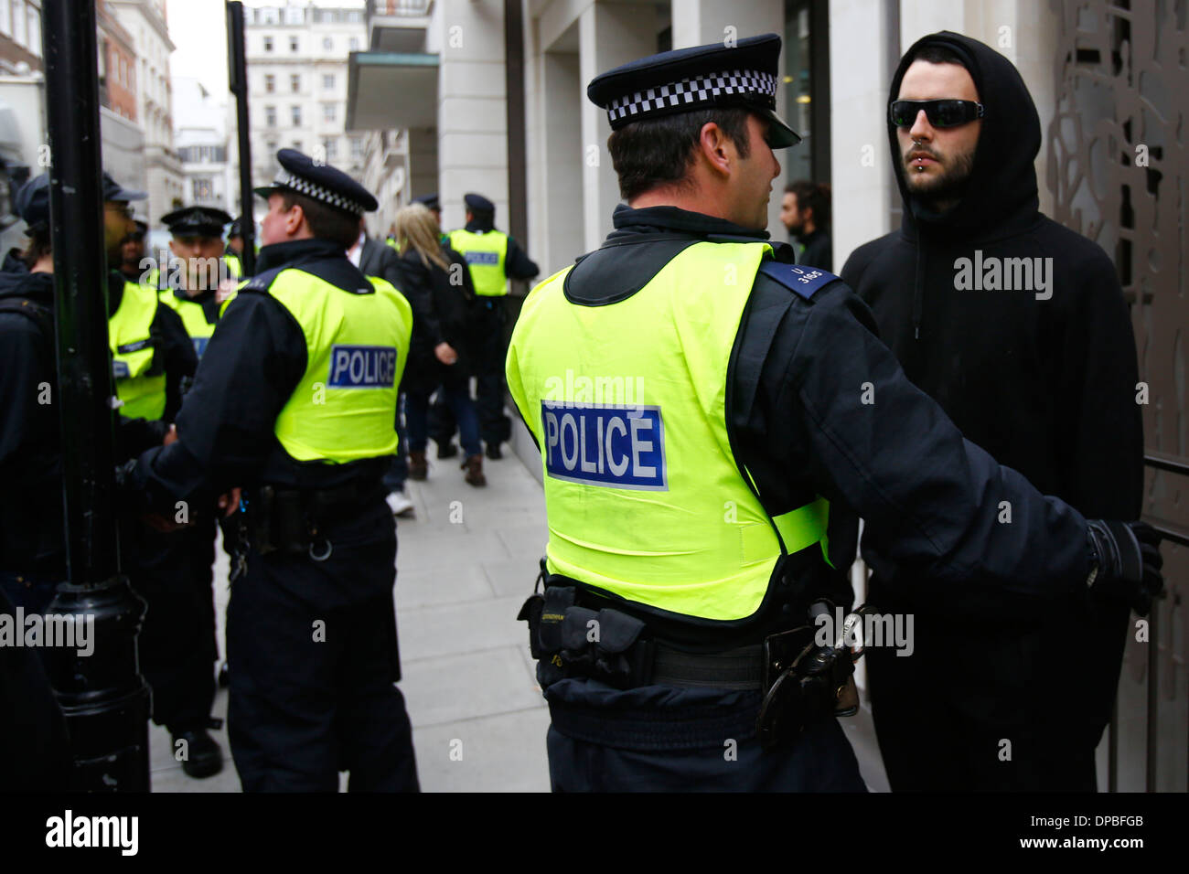 Metropolitan police in riot gear hi-res stock photography and images ...
