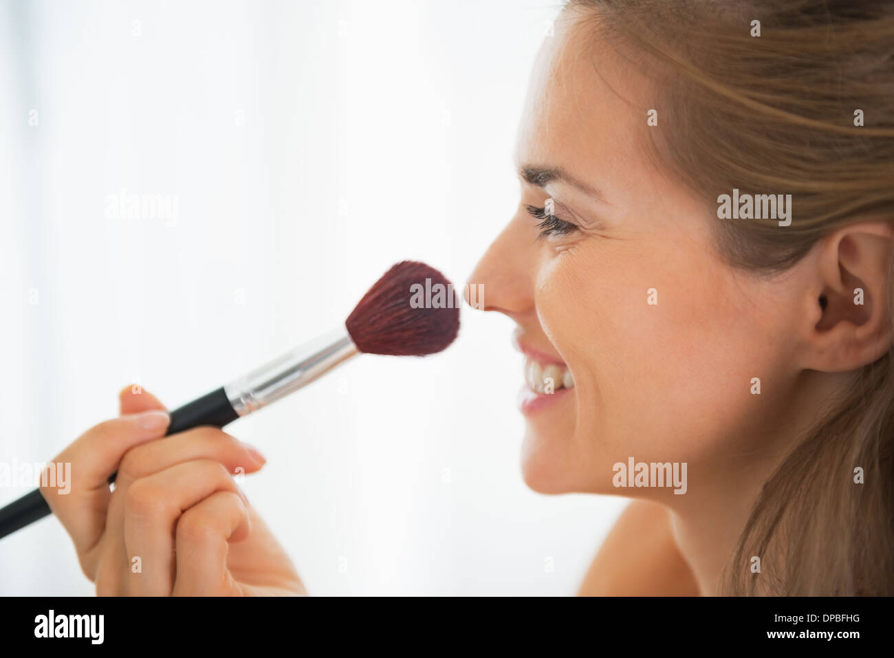 Woman happy cosmetics brush hi-res stock photography and images - Alamy
