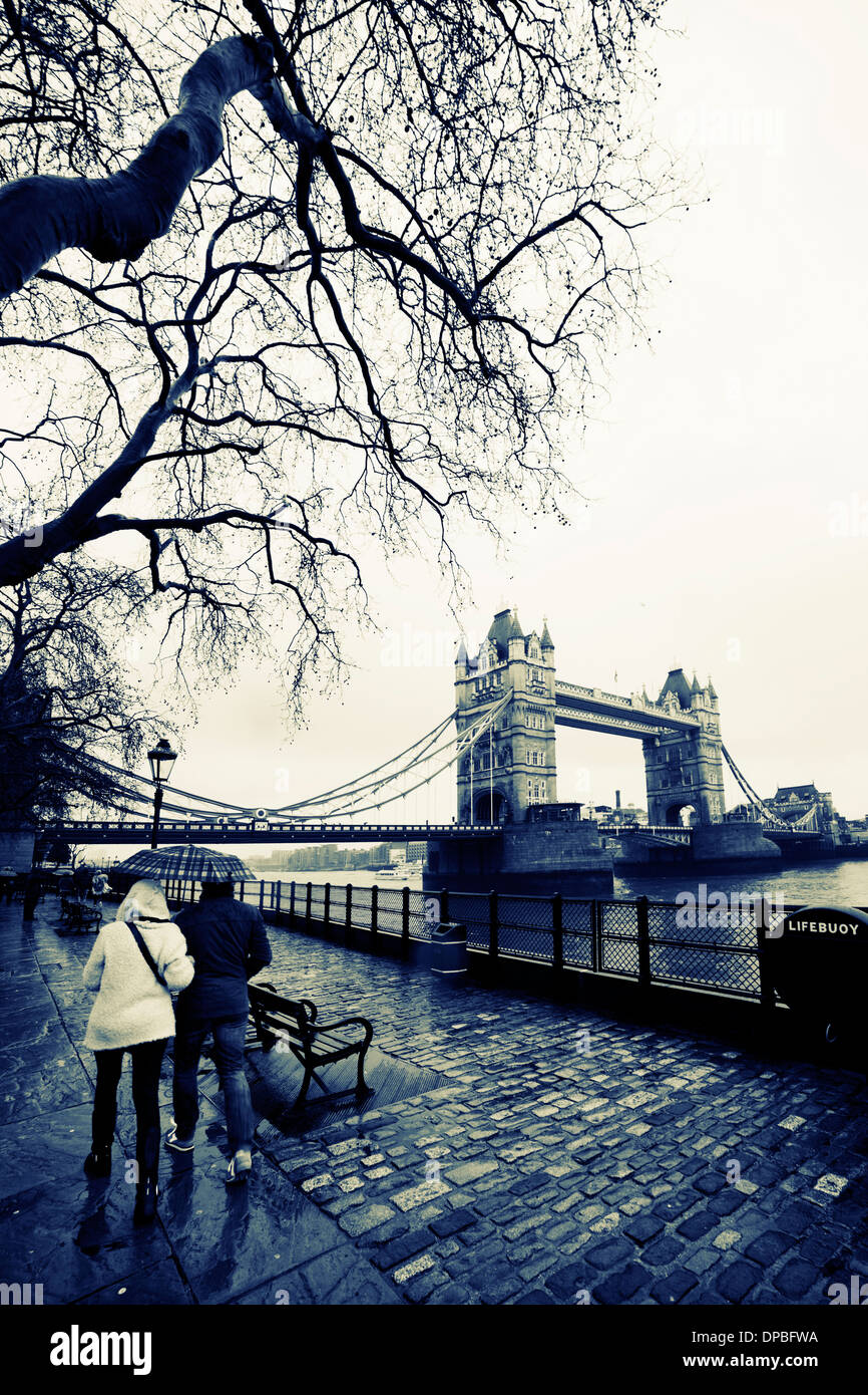 Couple on tower bridge hi-res stock photography and images - Alamy
