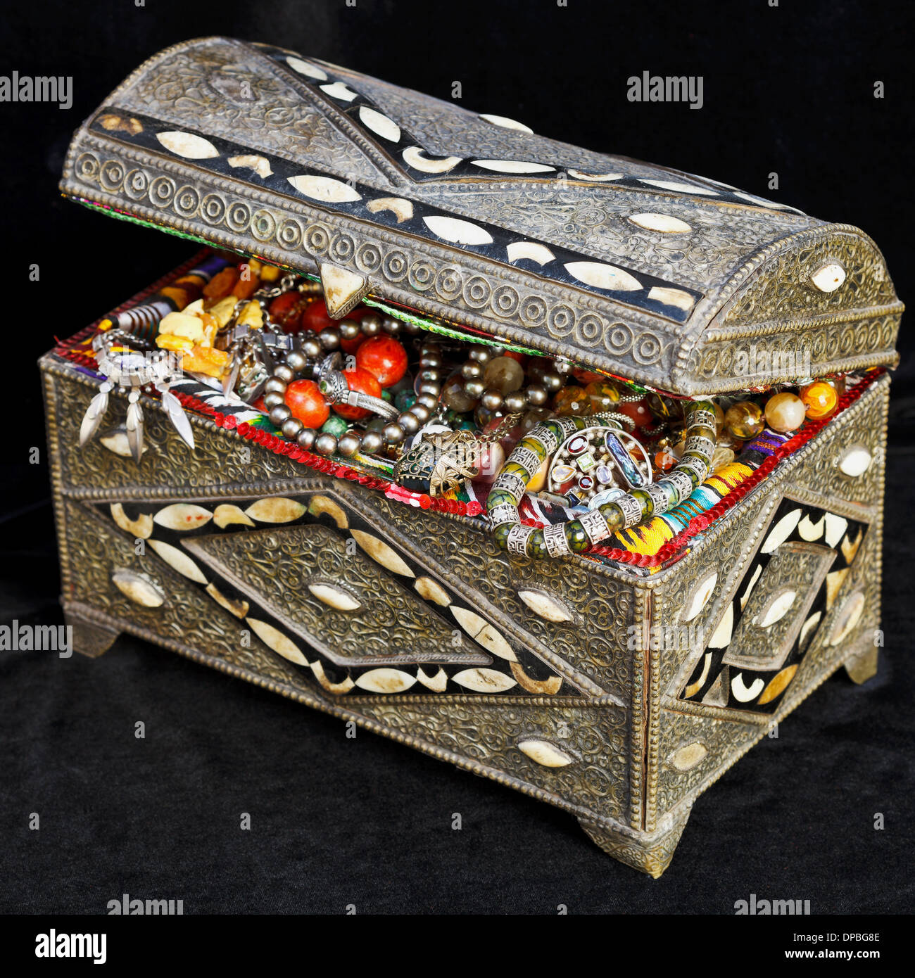 ancient east treasure chest with antique jewelry on black velvet Stock ...