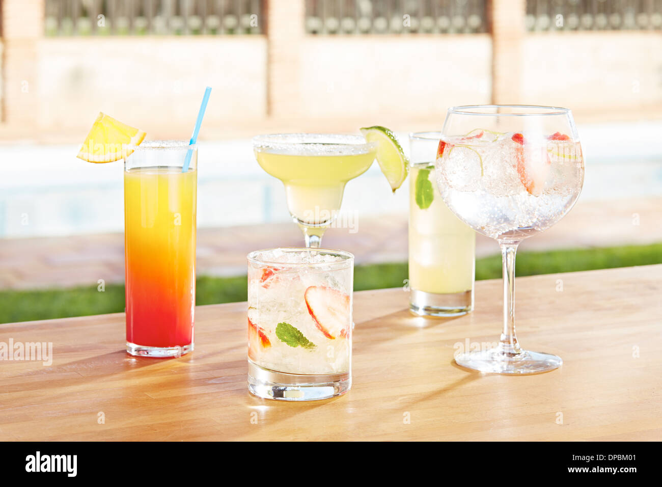 Poolside cocktails hi-res stock photography and images - Alamy
