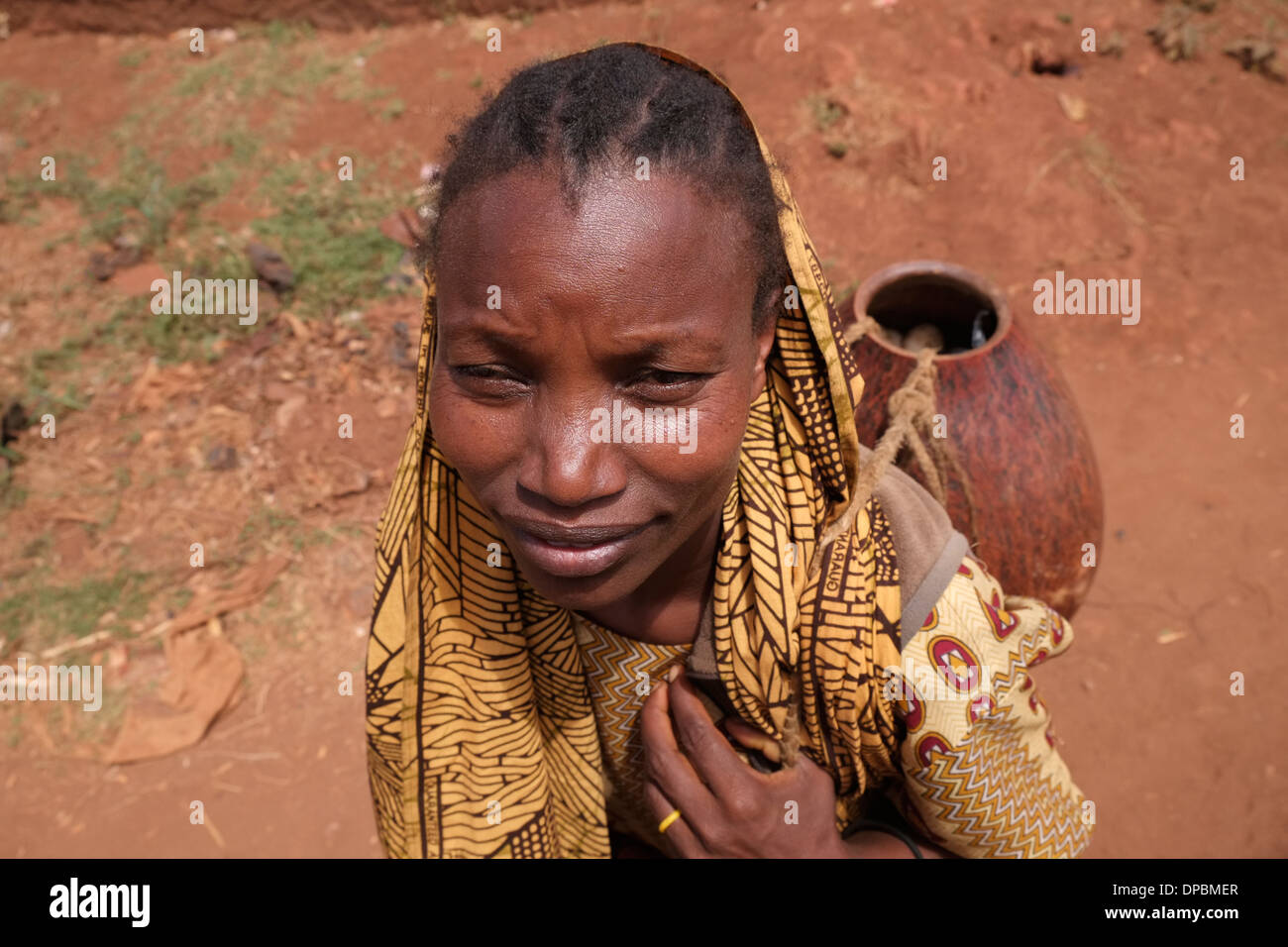 Woman carrying pot, tanzania hi-res stock photography and images - Alamy