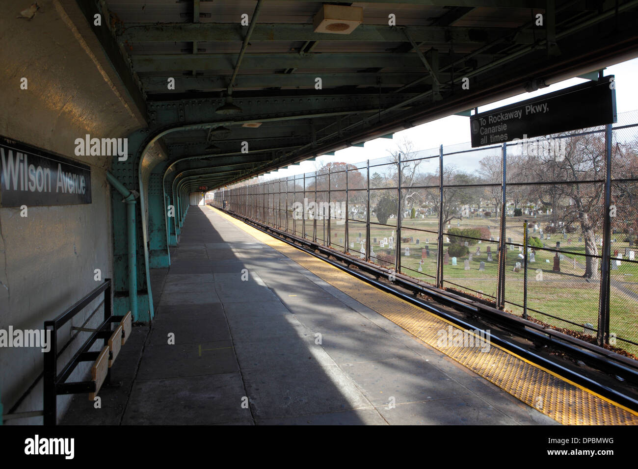 Above ground subway track hi-res stock photography and images - Alamy
