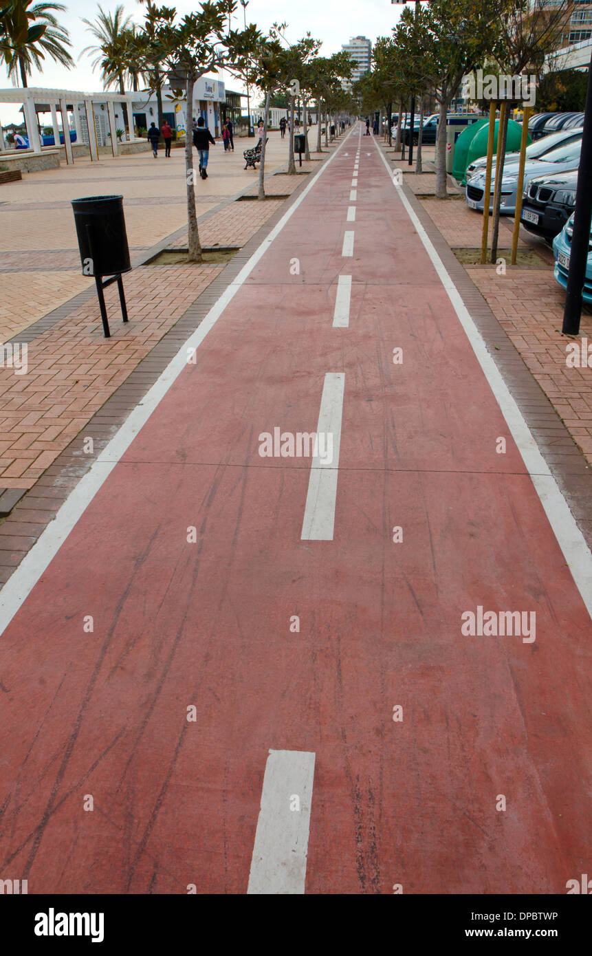 Two way cycle tracks hi-res stock photography and images - Alamy
