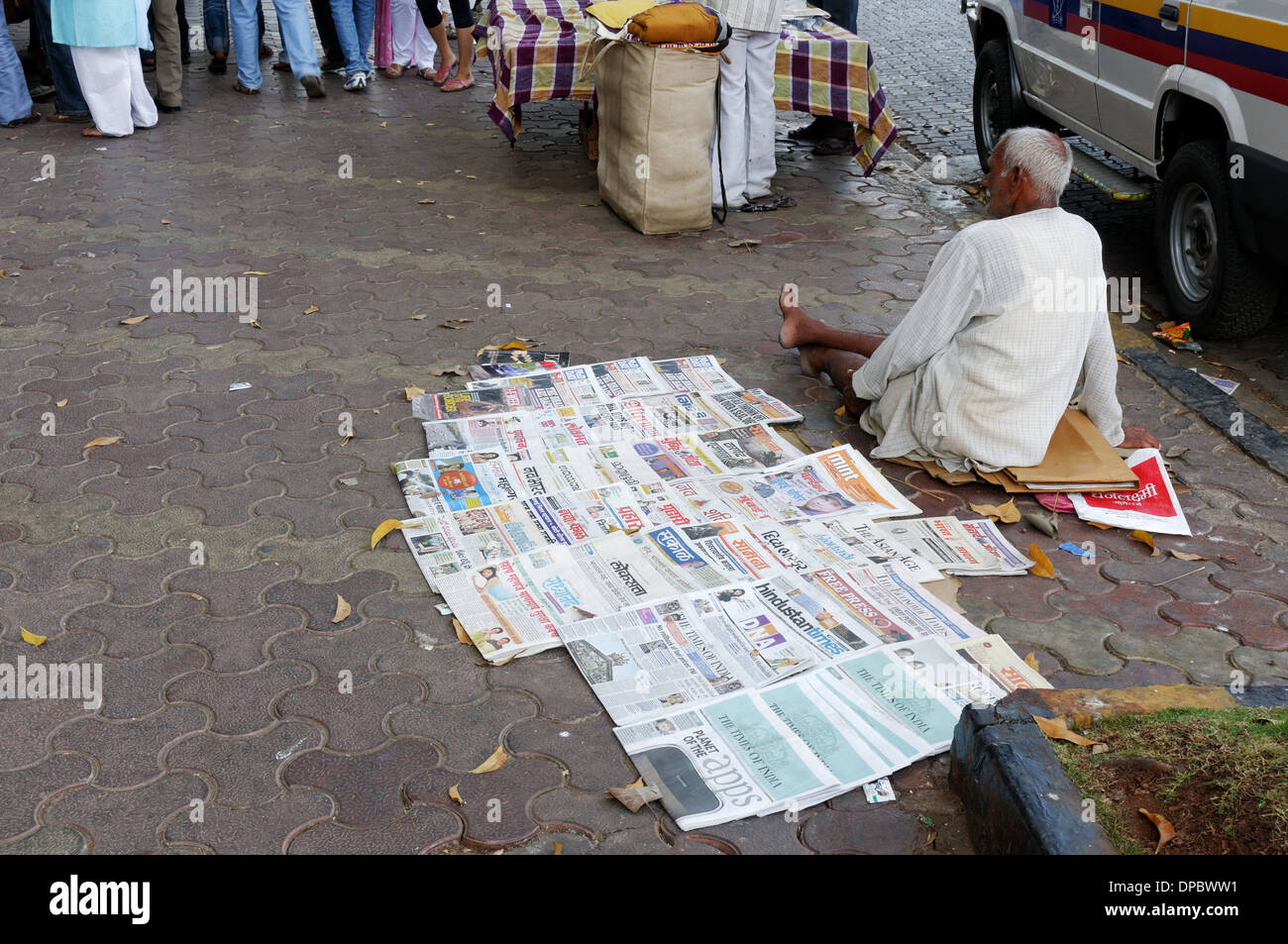 Man selling newspaper hi-res stock photography and images - Alamy