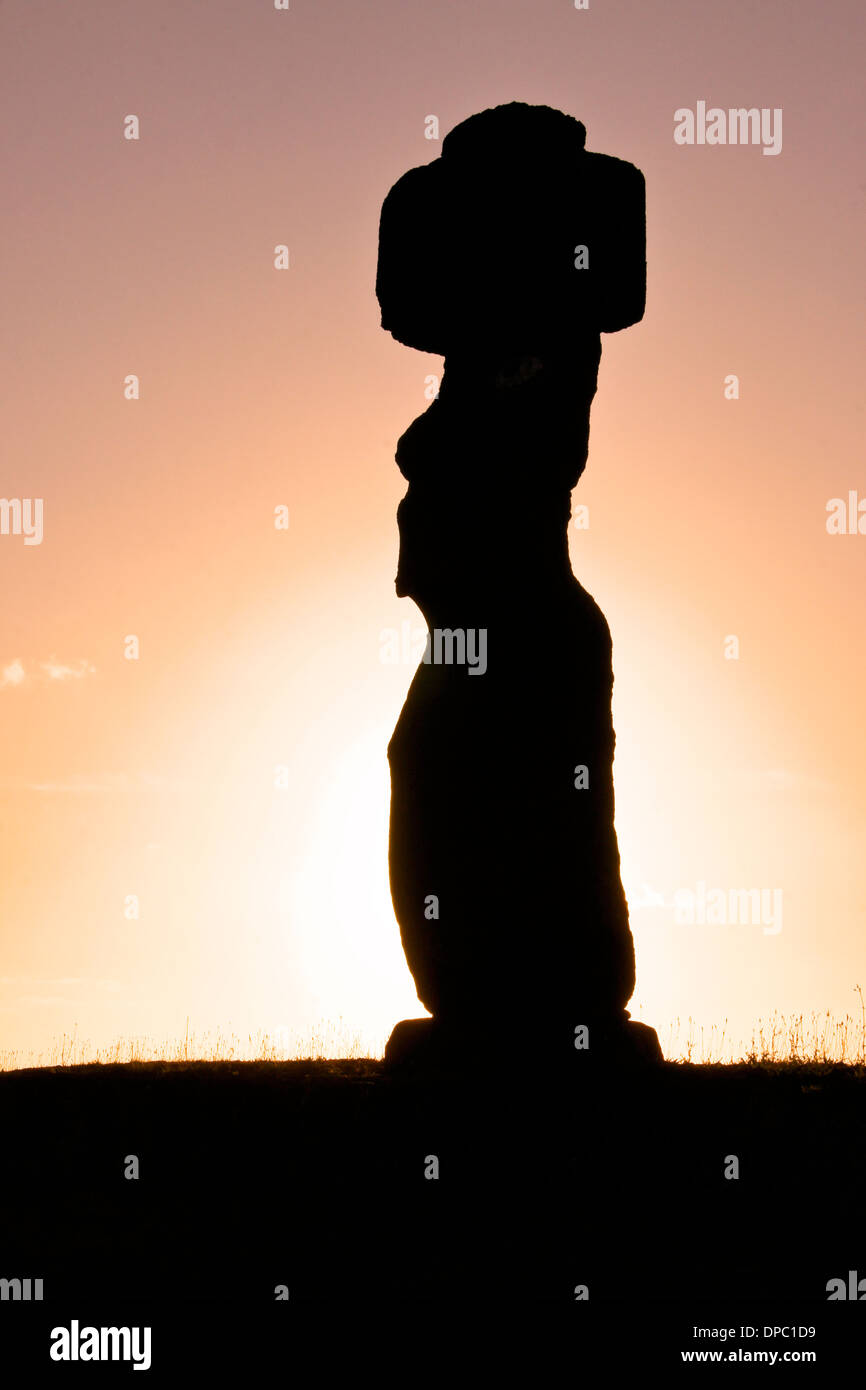 Sunset, Ahu Ko Te Riku moai at Tahai Ceremonial Complex, Easter Island ...