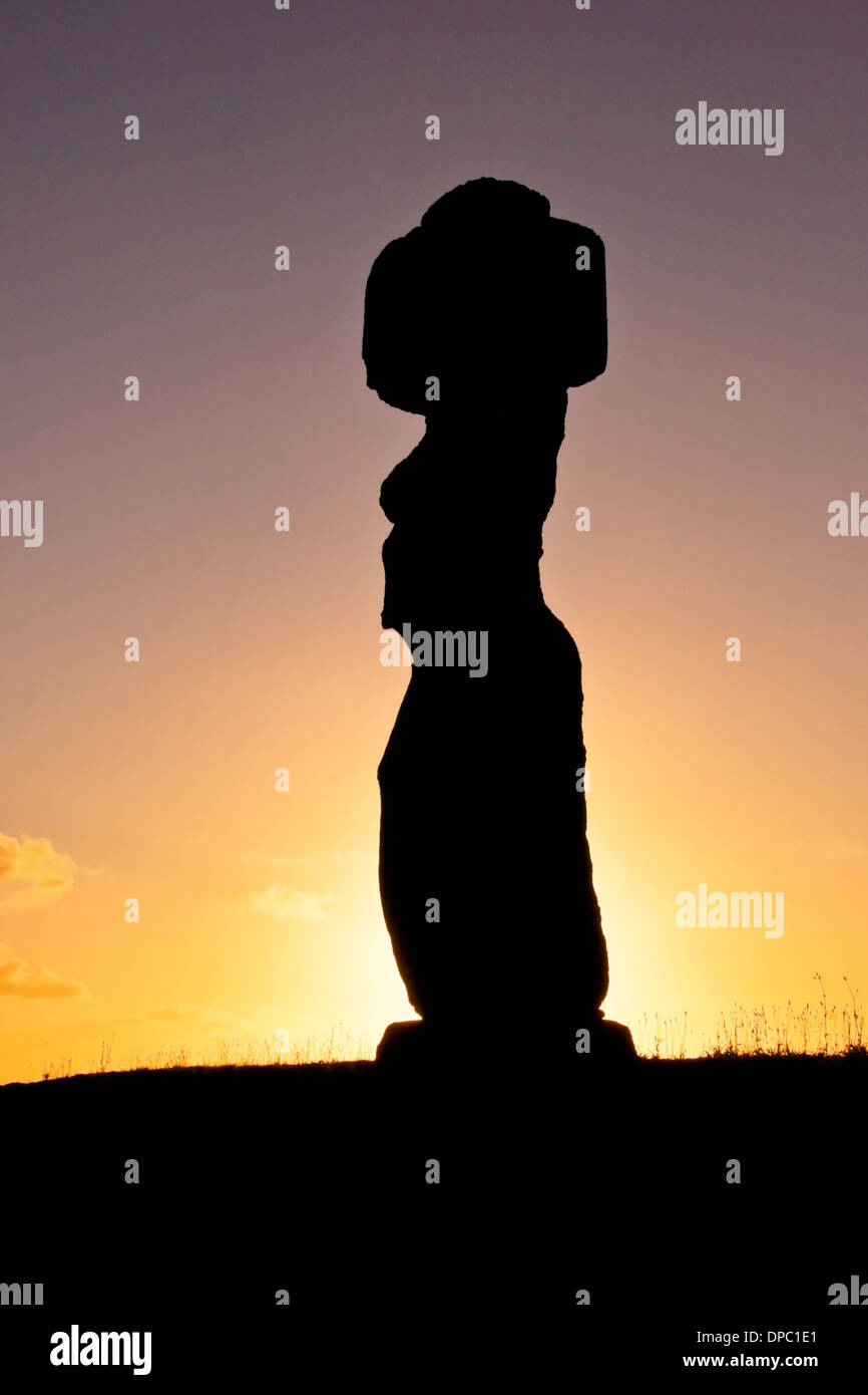 Sunset, Ahu Ko Te Riku moai at Tahai Ceremonial Complex, Easter Island ...