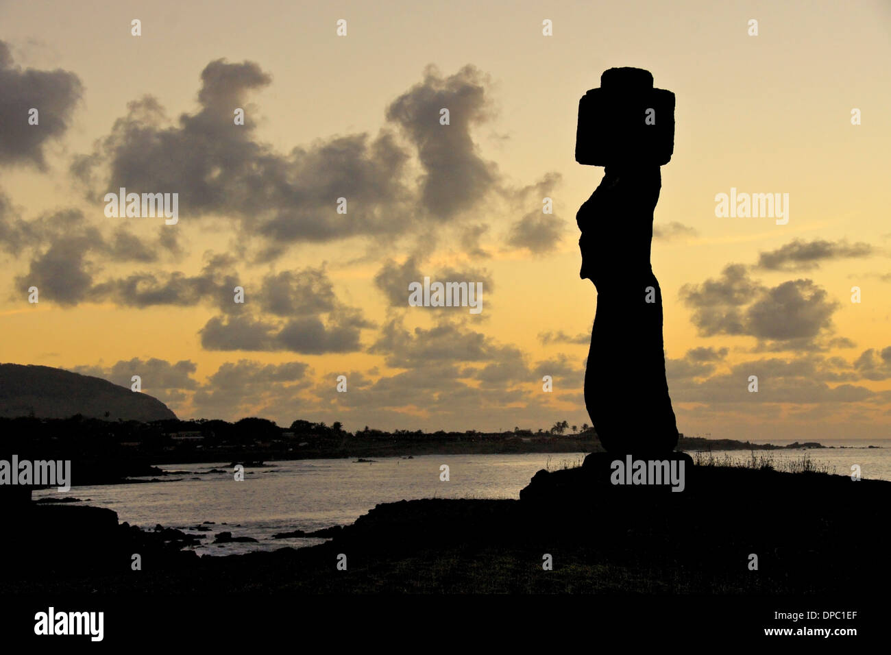 Sunset, Ahu Ko Te Riku moai at Tahai Ceremonial Complex, Easter Island ...