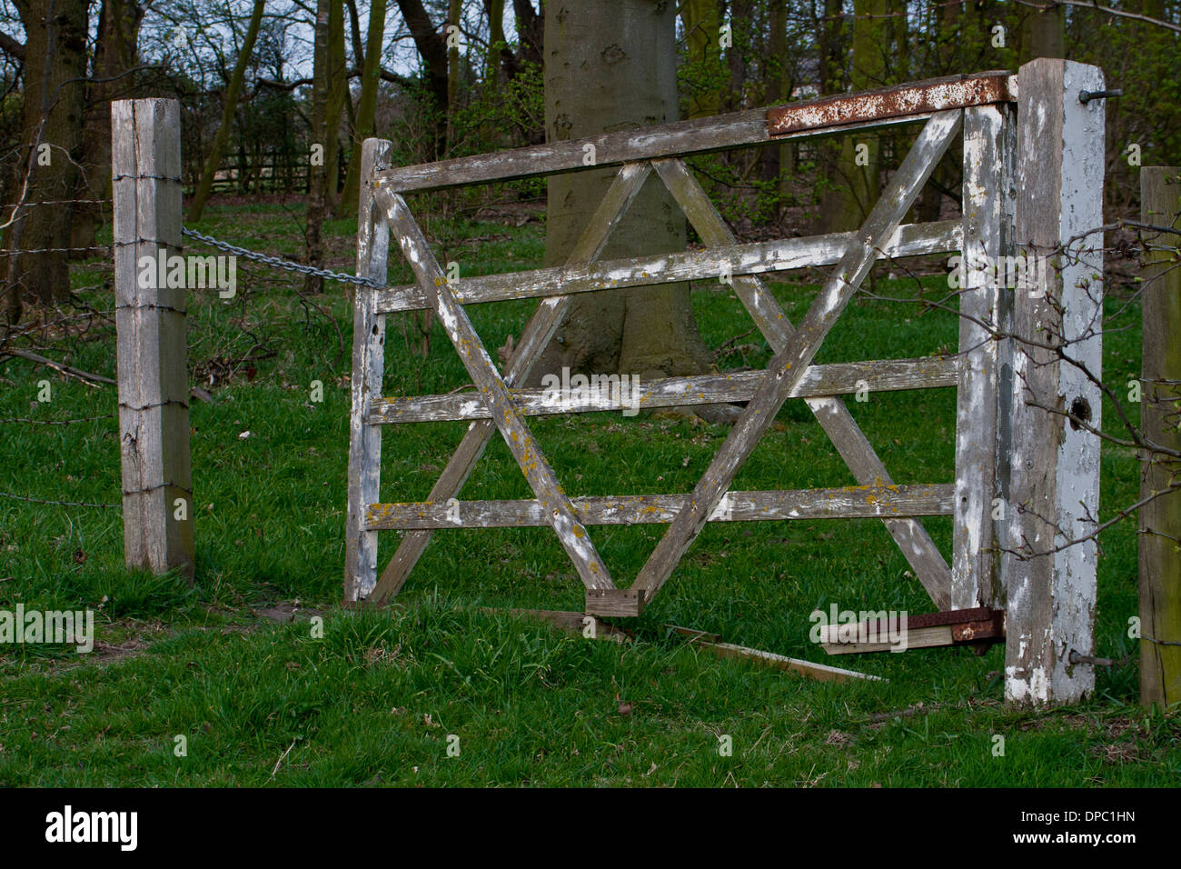 Broken gate hi-res stock photography and images - Alamy